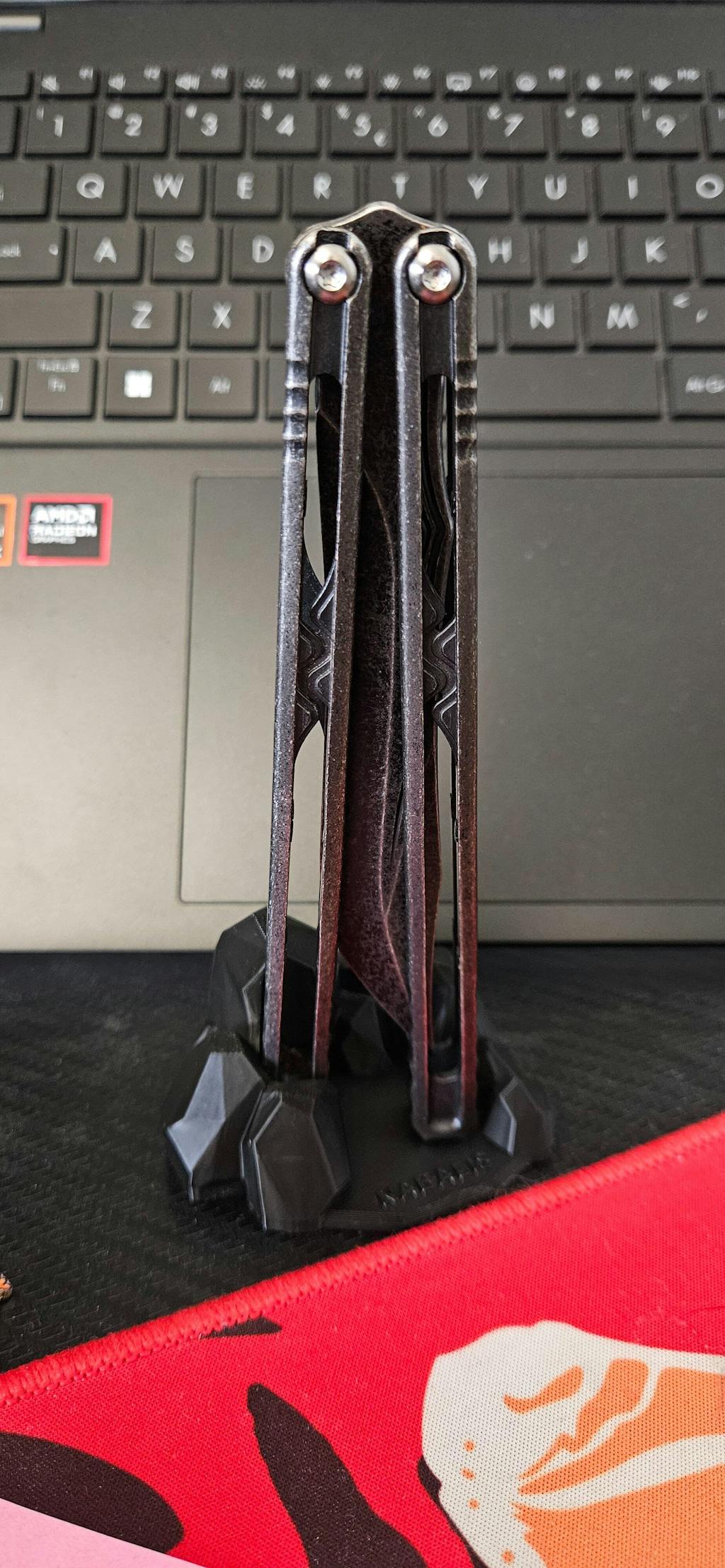 6 Easy Balisong/ Butterfly Knife Beginner Tricks to Practice