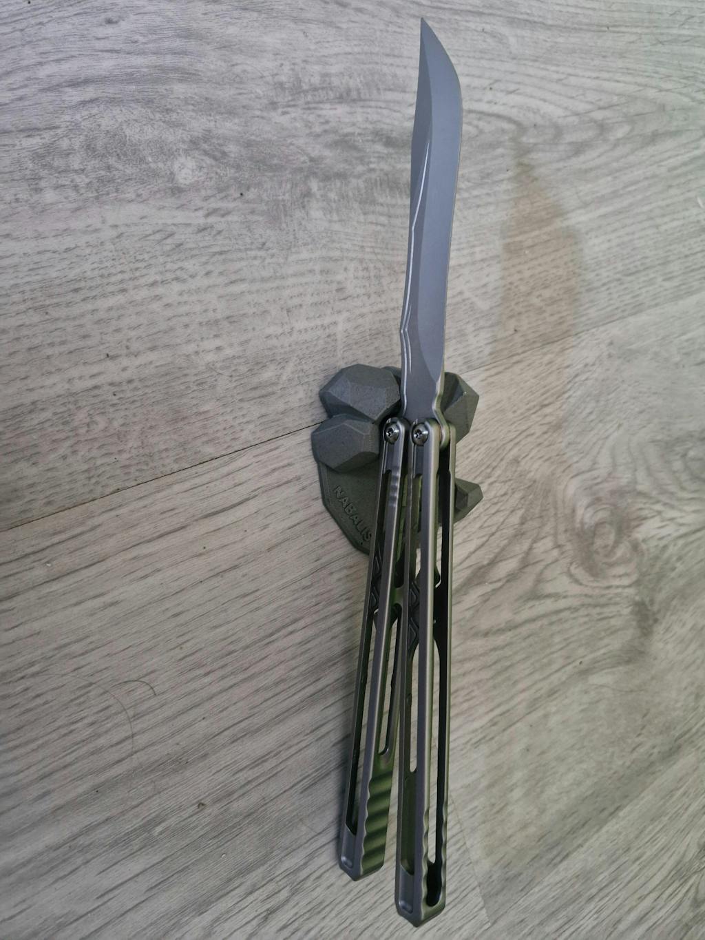 6 Easy Balisong/ Butterfly Knife Beginner Tricks to Practice