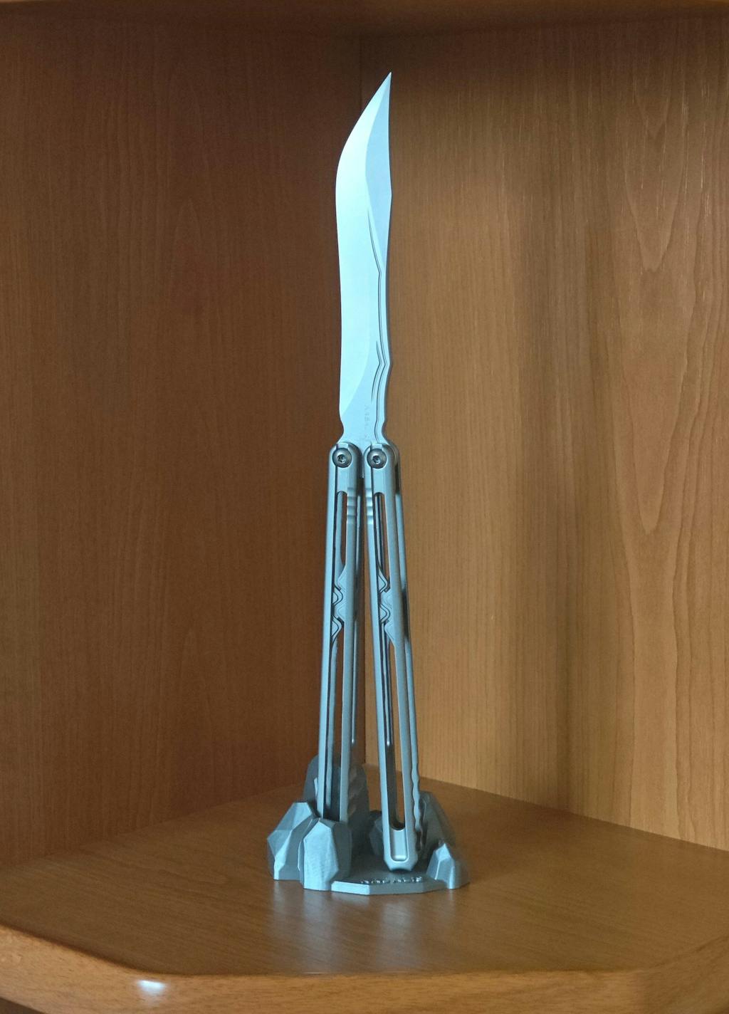 6 Easy Balisong/ Butterfly Knife Beginner Tricks to Practice