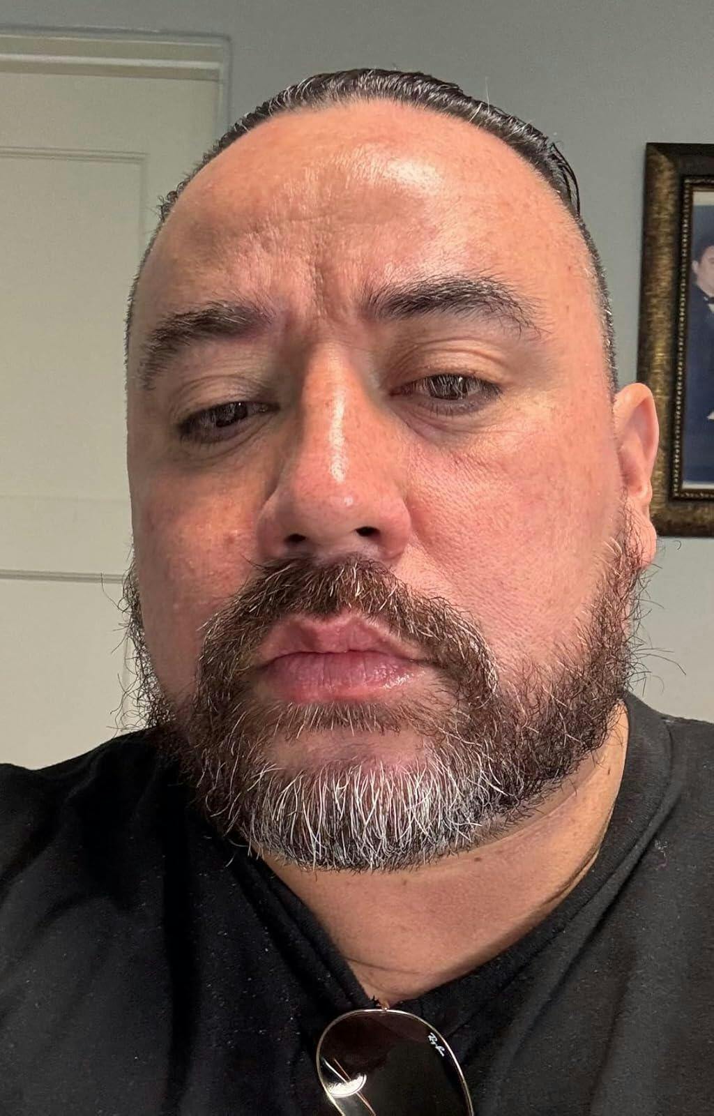 How To Hold Straight Razors: Grips, Angle, and Shaving Direction ...