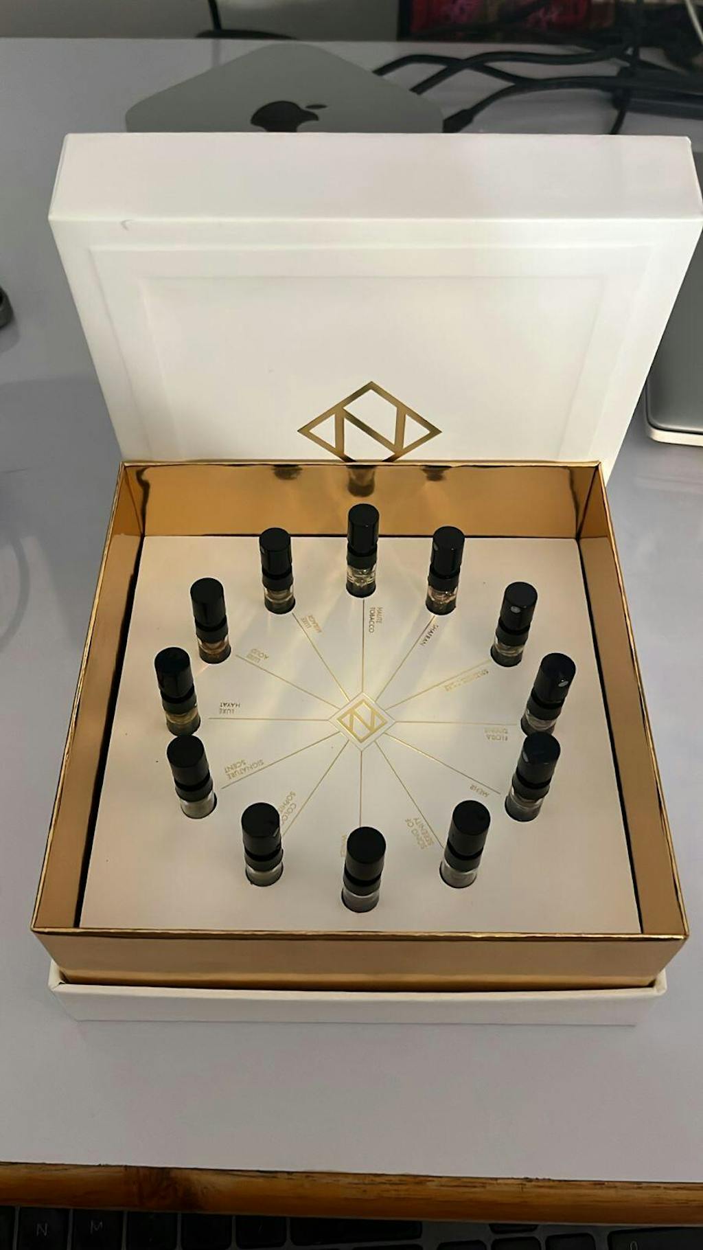 Neesh Discovery Set: Explore 14 Signature Fragrances – NEESH