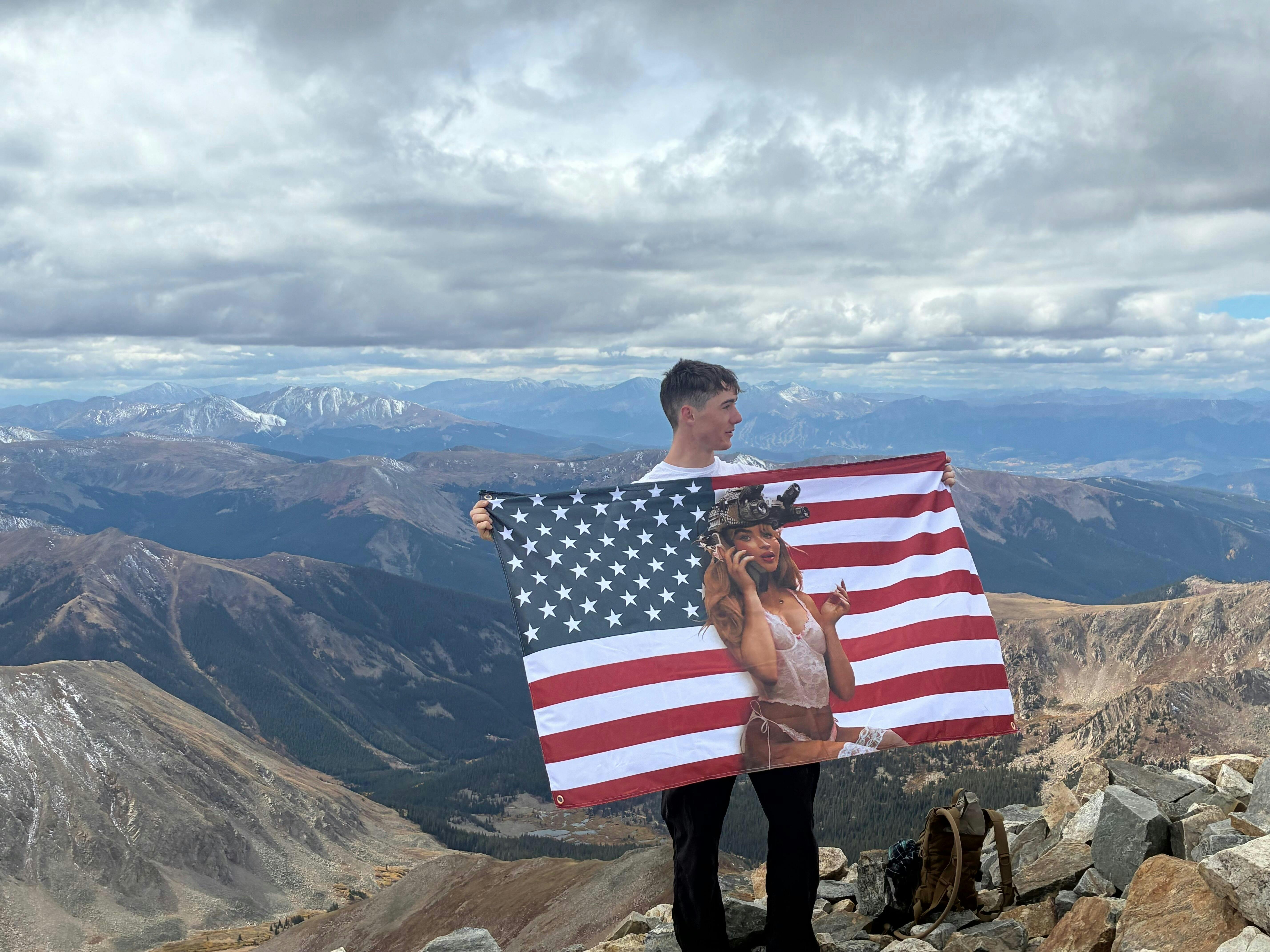 SABRINA CARPENTER AMERICAN FLAG – Notinregs