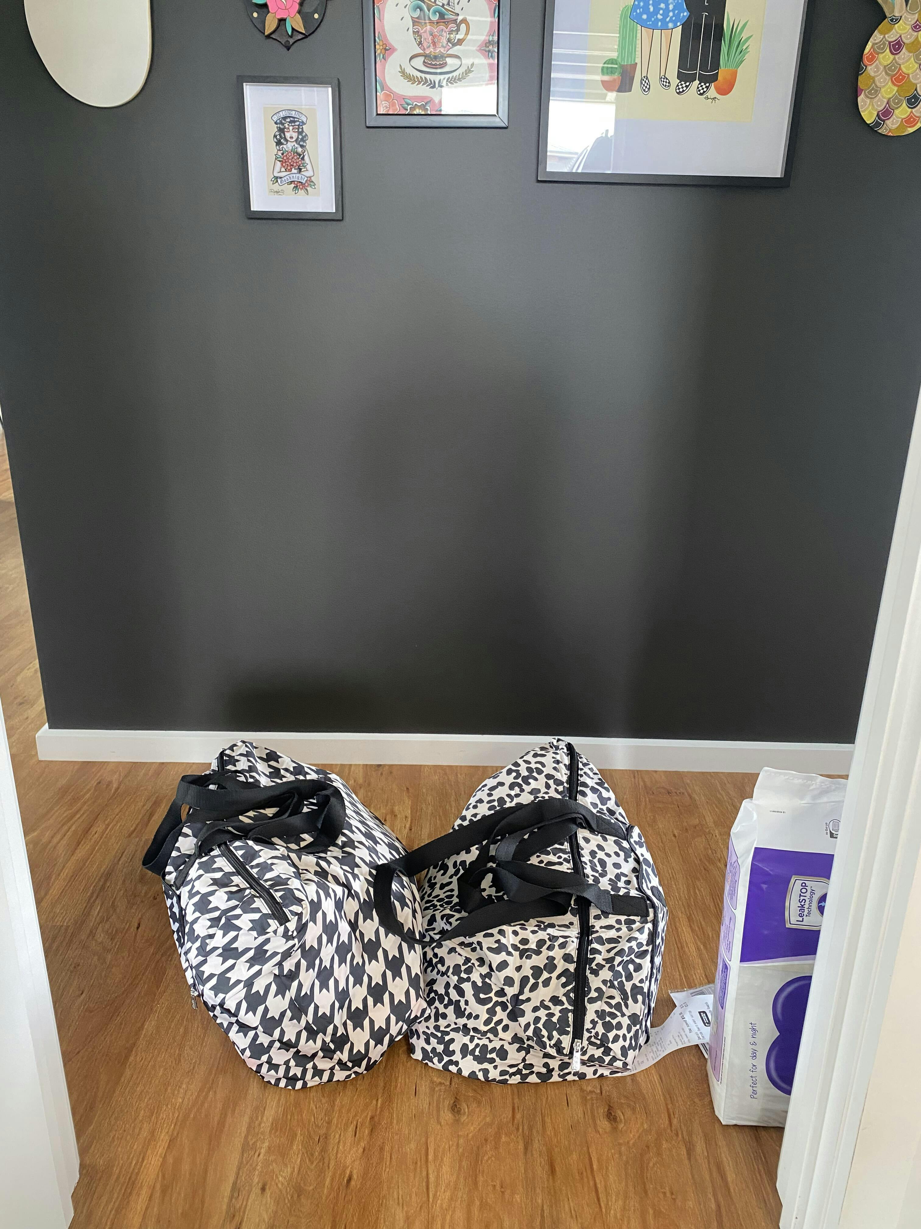 Fold-Up Tropical Tote - Convenient and Stylish Accessory — OiOi