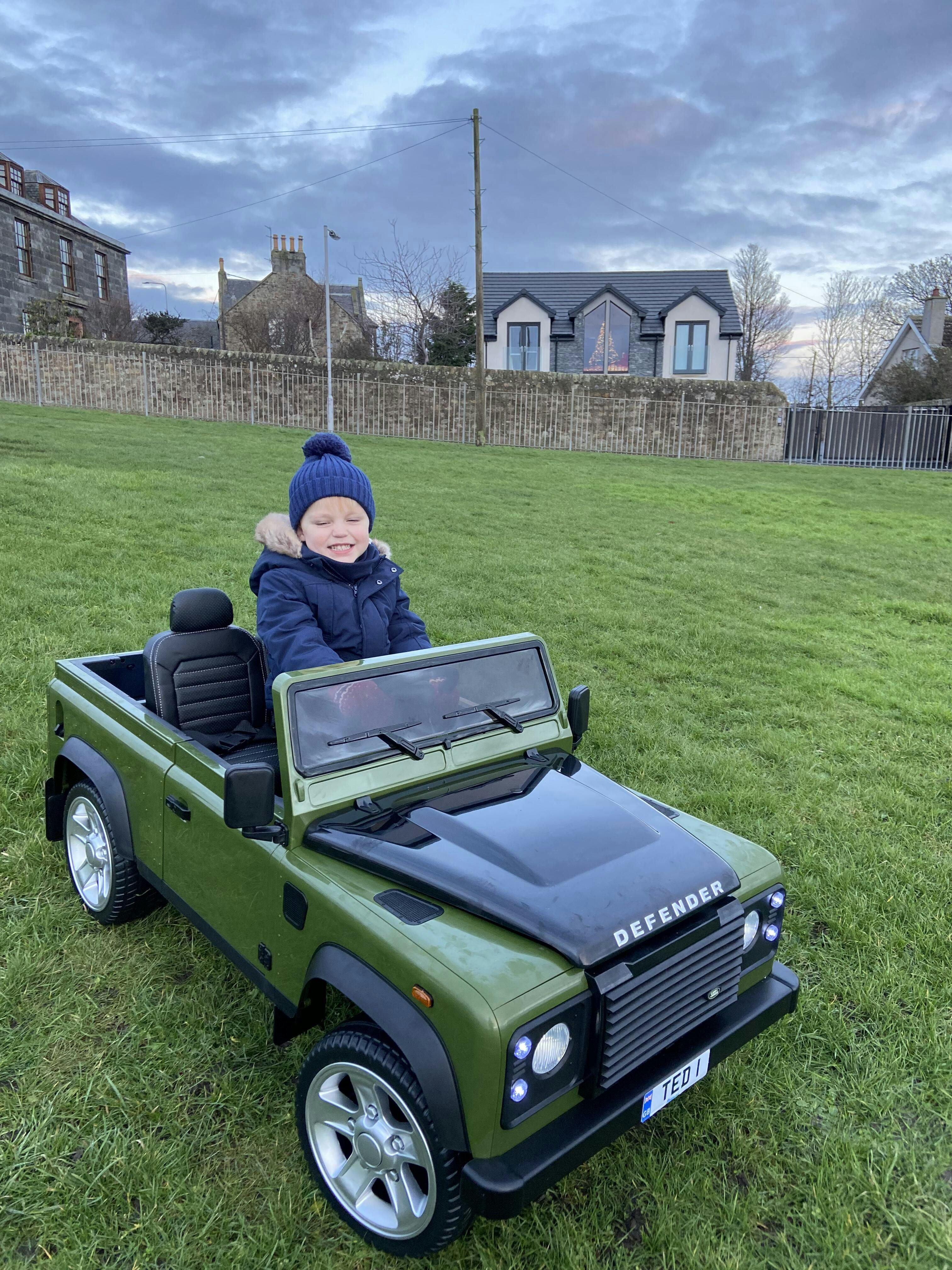 Kids Land Rover Defender 90 Version 24V 4WD Green Version 2 - Outside Play