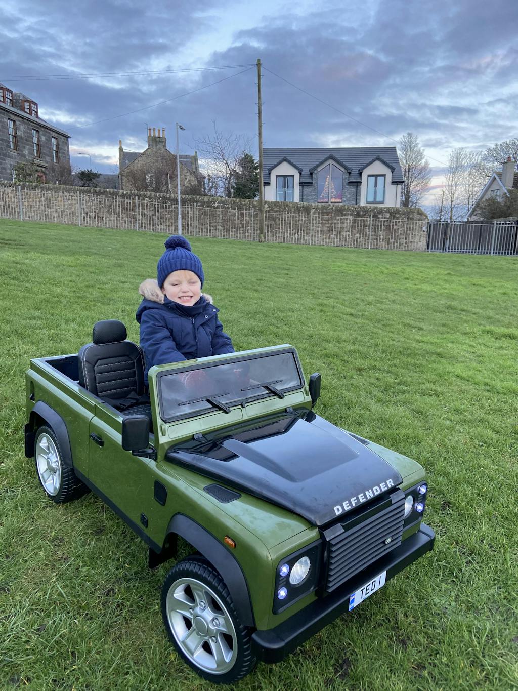 Kids Land Rover Defender 90 Version 24V 4WD Green Version 2 - Outside Play