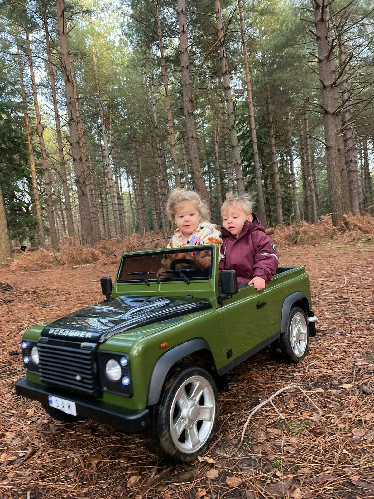 Kids Land Rover Defender 90 Version 24V 4WD Green Version 2 - Outside Play