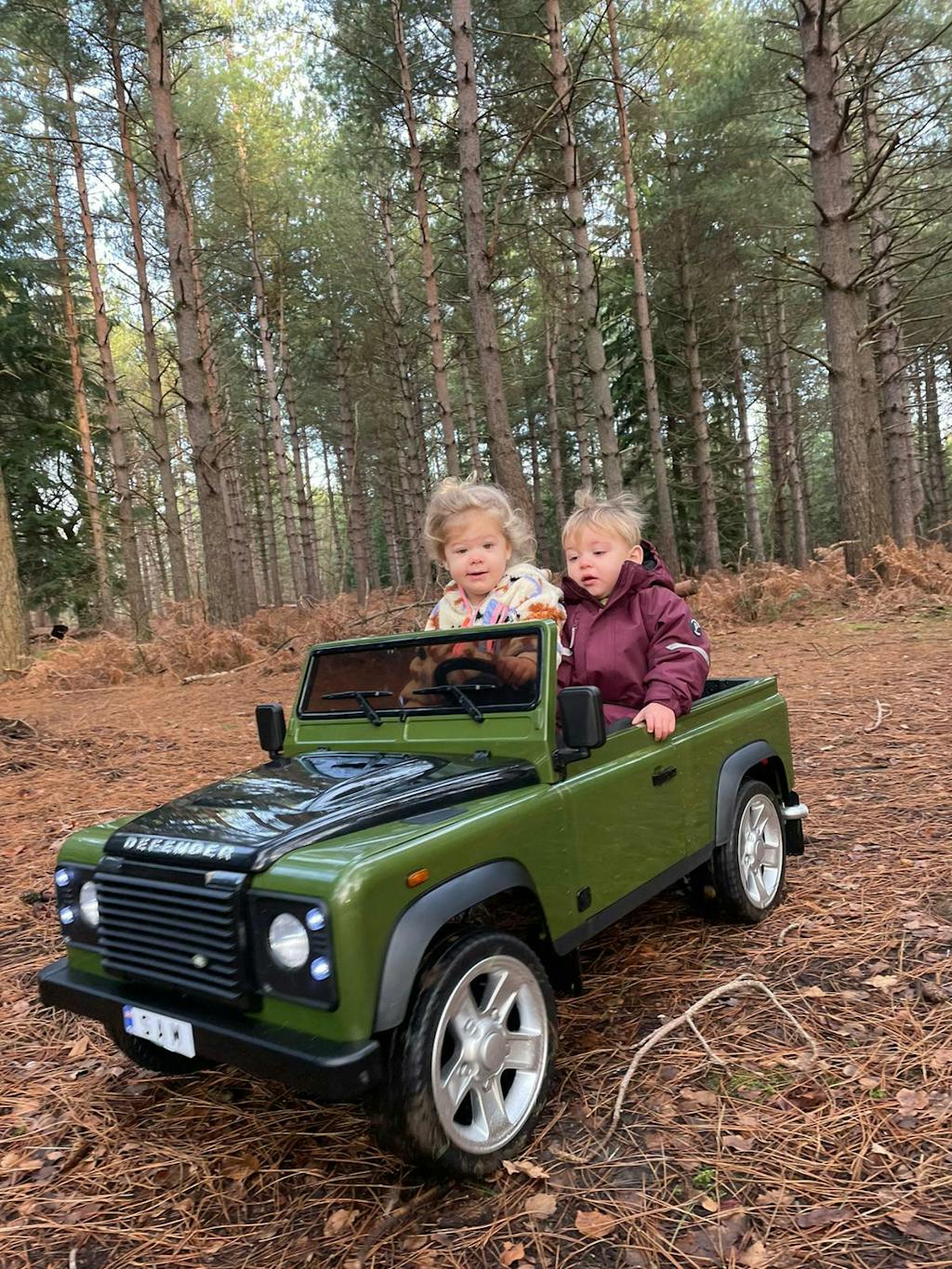 Kids Land Rover Defender 90 Version 24V 4WD Green Version 2 - Outside Play