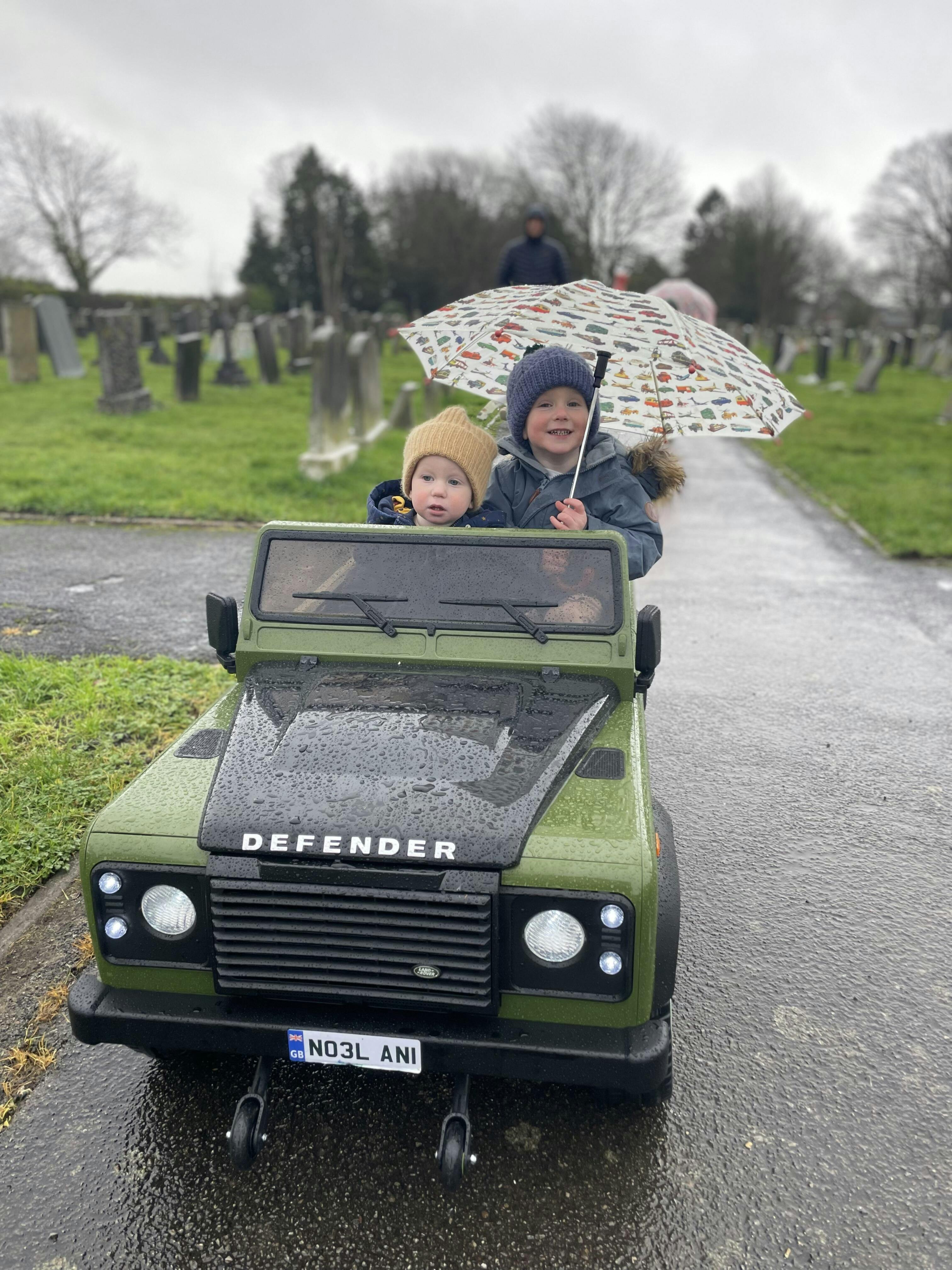 Kids Land Rover Defender 90 Version 24V 4WD Green Version 2 - Outside Play