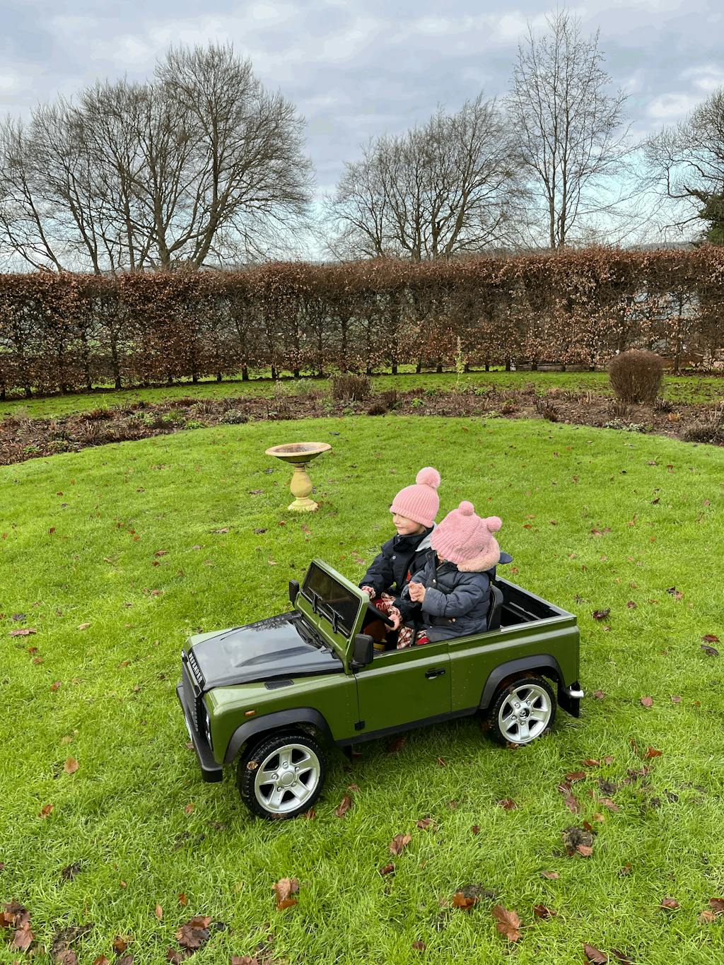 Kids Land Rover Defender 90 Version 24V 4WD Green Version 2 - Outside Play