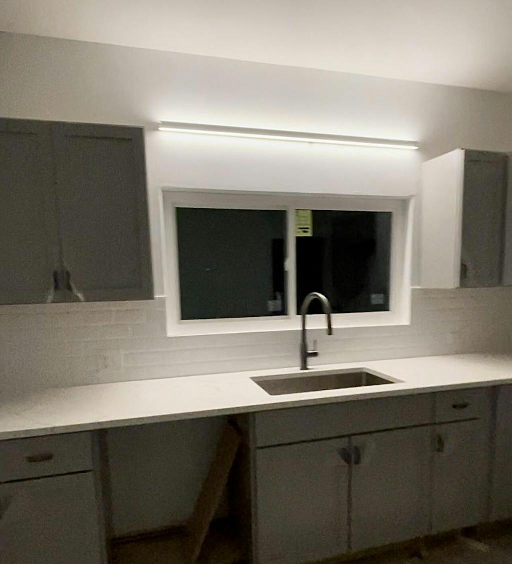 Minimalist Linear LED White/Black Wall Lamp - Modern Ambient Atmosphere ...