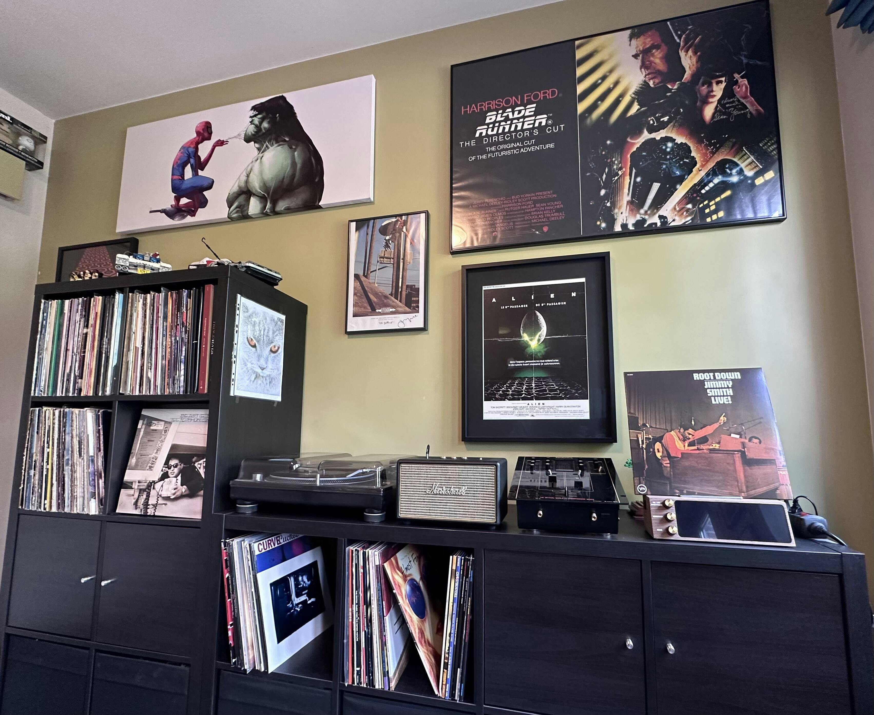 Smart Now Playing Vinyl Record Stand – PETRU