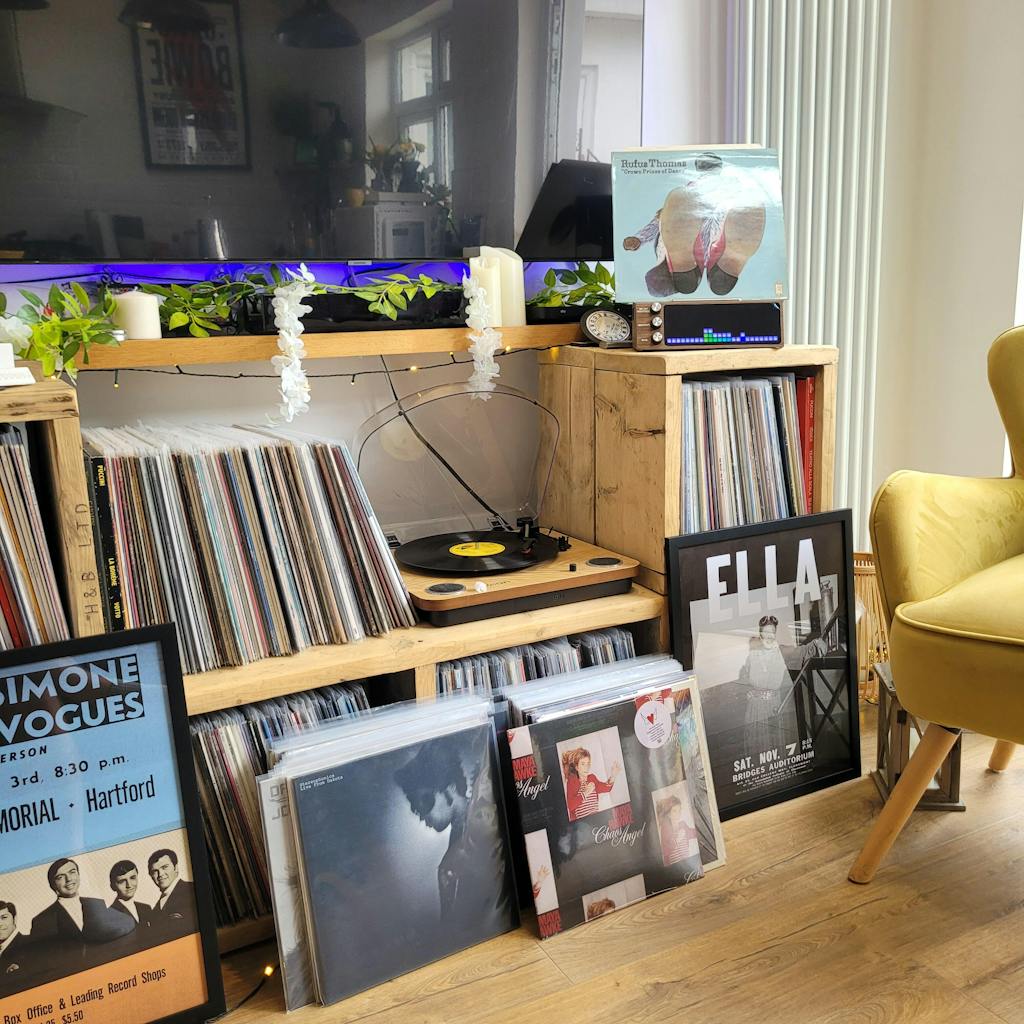 Smart Now Playing Vinyl Record Stand – PETRU