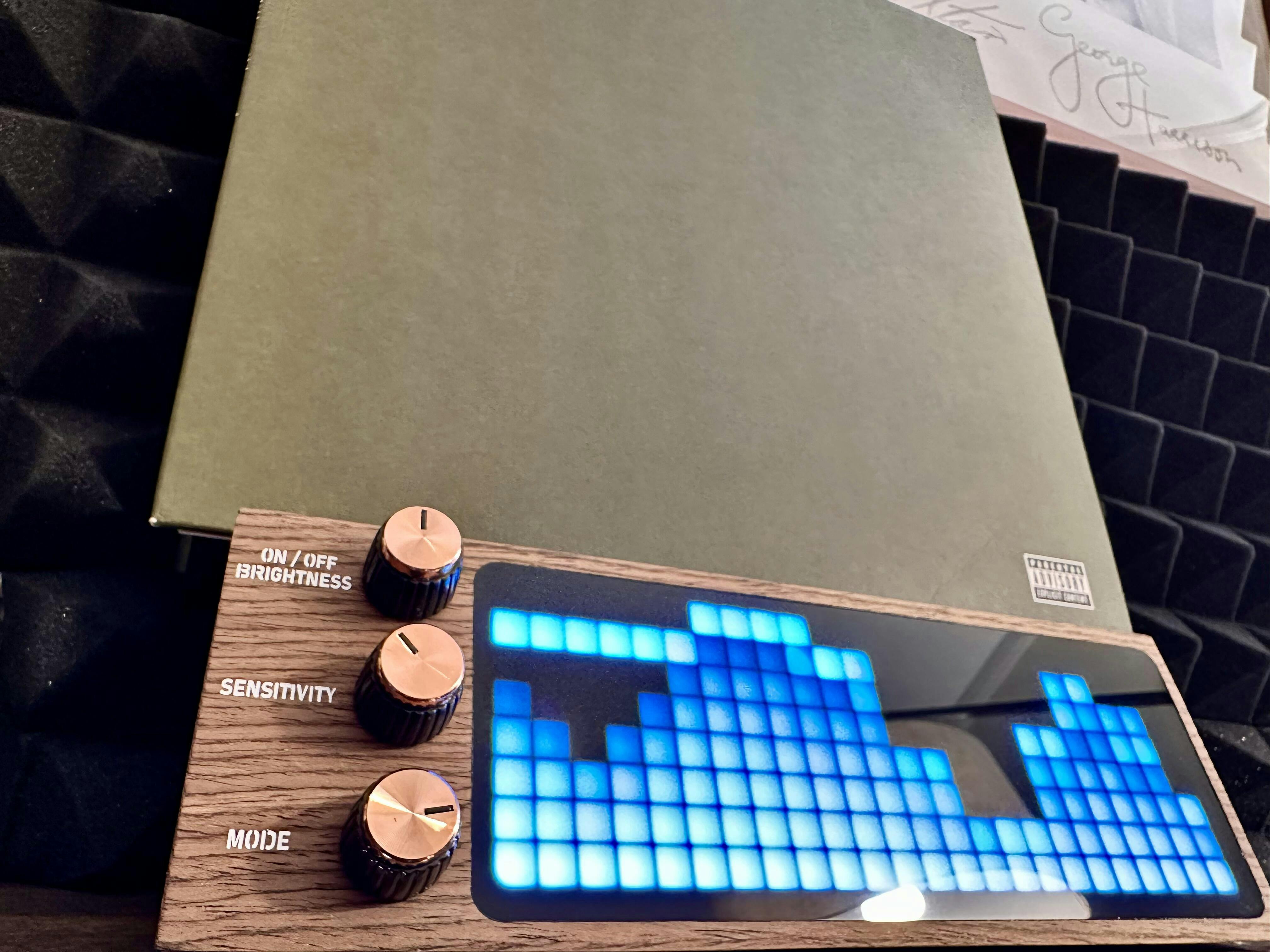 Smart Now Playing Vinyl Record Stand – PETRU