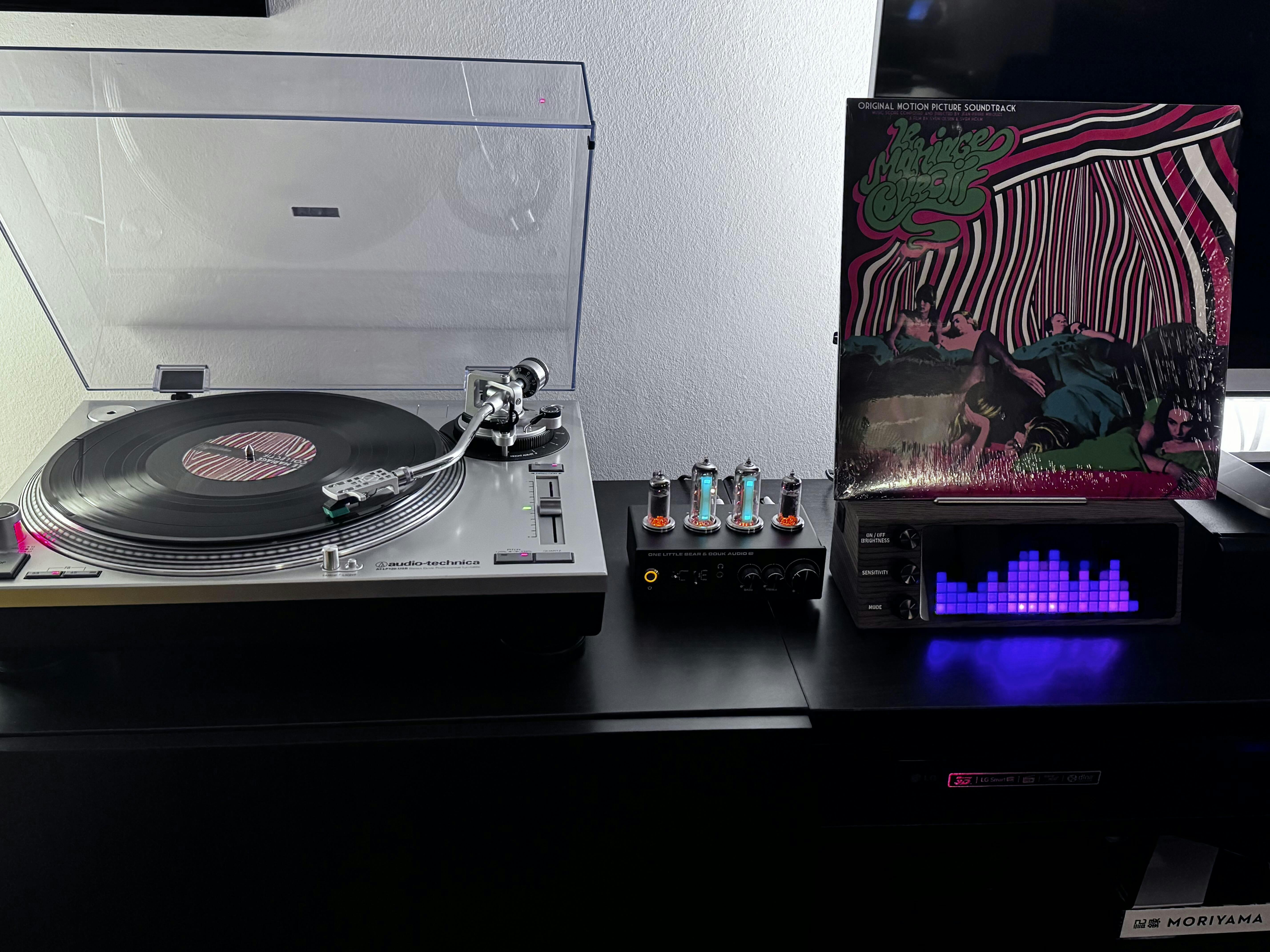 Smart Now Playing Vinyl Record Stand – PETRU