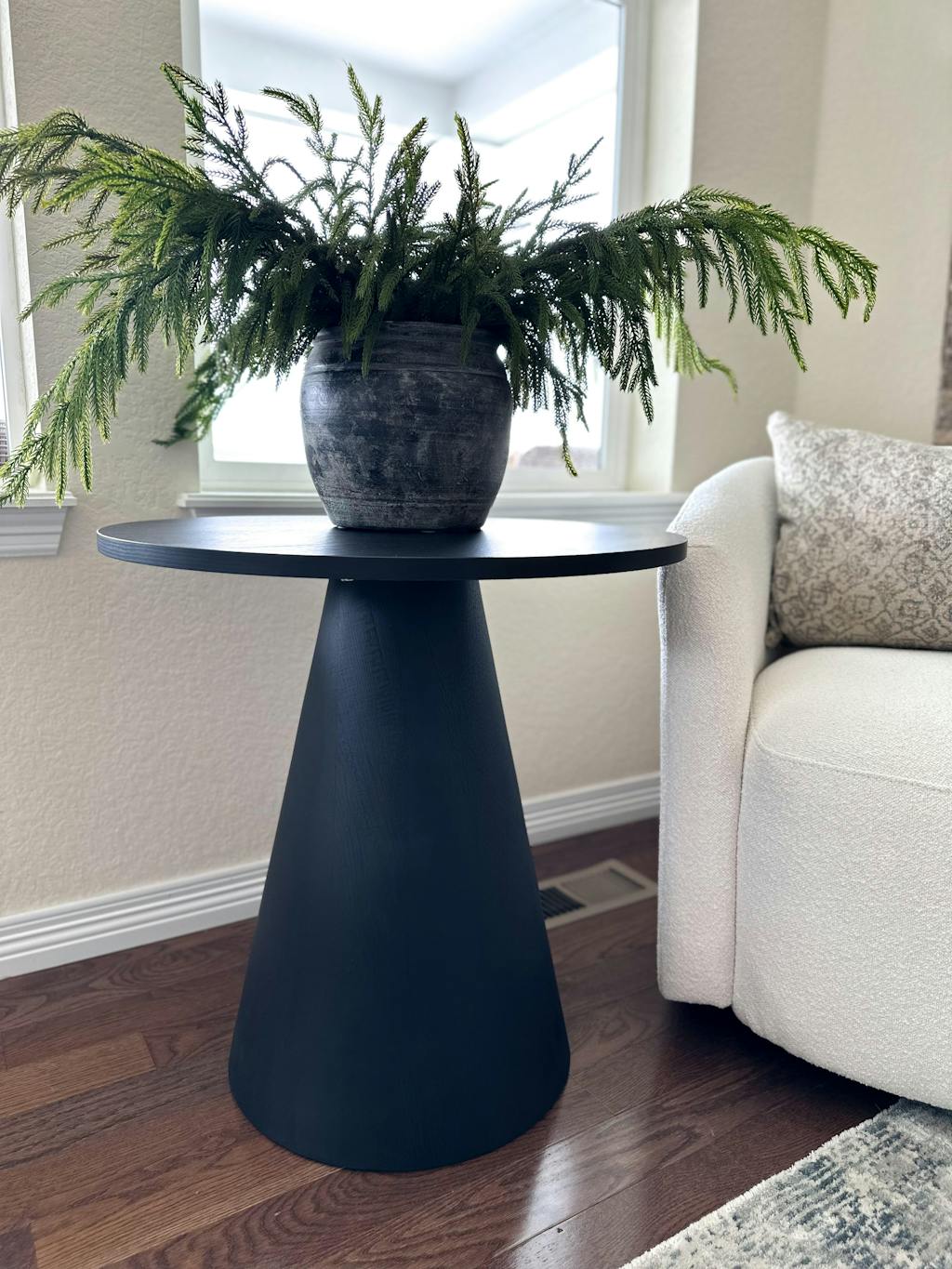 Dwen 24 Modern Black Round Side Table