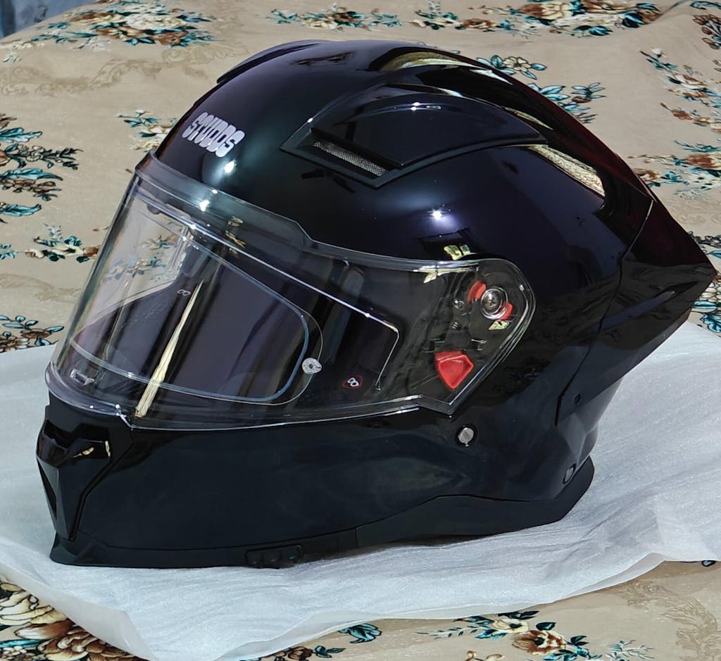 STUDDS Helios Solid Helmet | With Sun Visor & Anti-Fog 100 – PowerSports