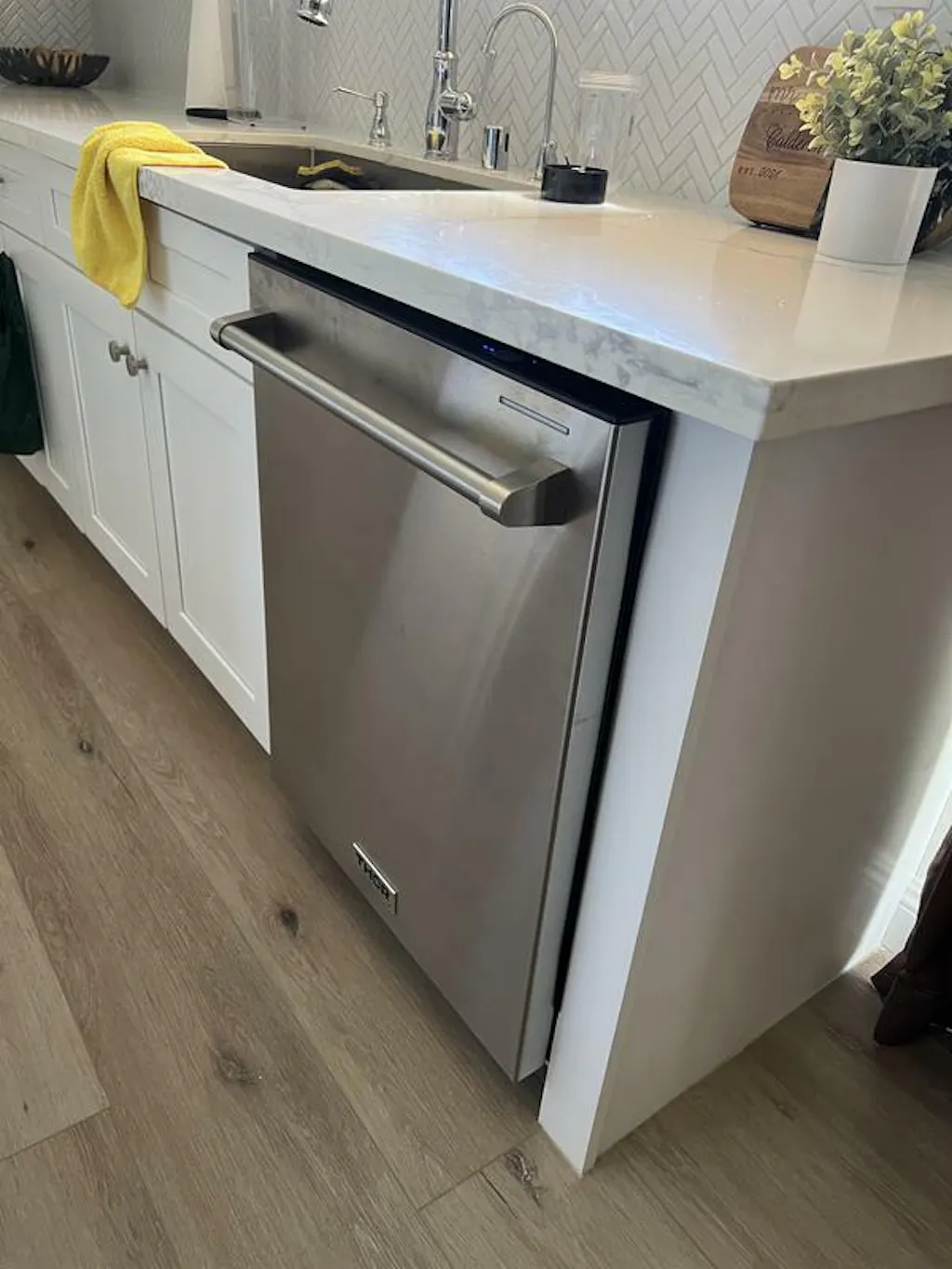 THOR Kitchen 24 inch. Stainless Steel Dishwasher - Energy Star, HDW240