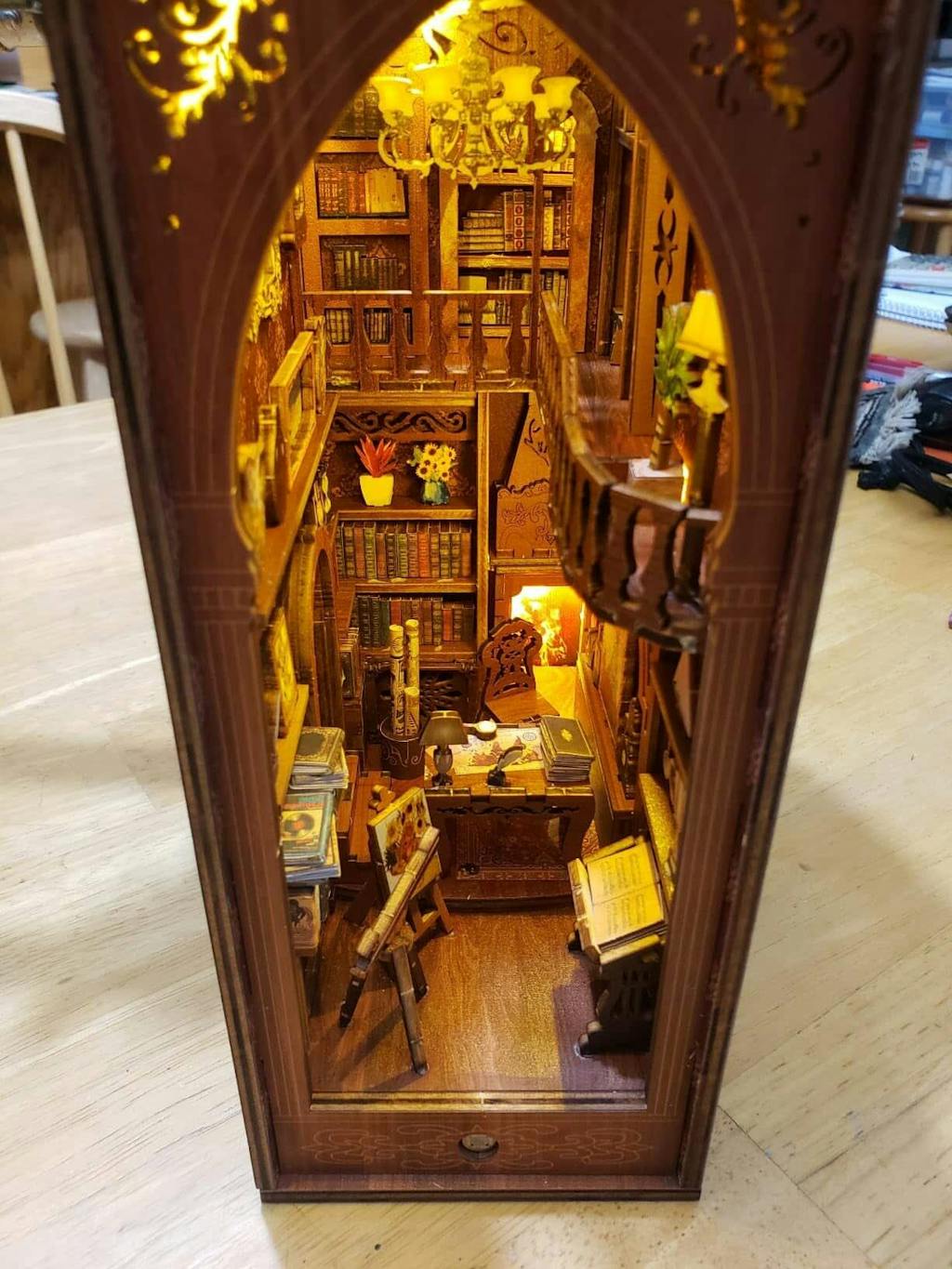 Book Nook Library Of Books (avec boîte à musique)