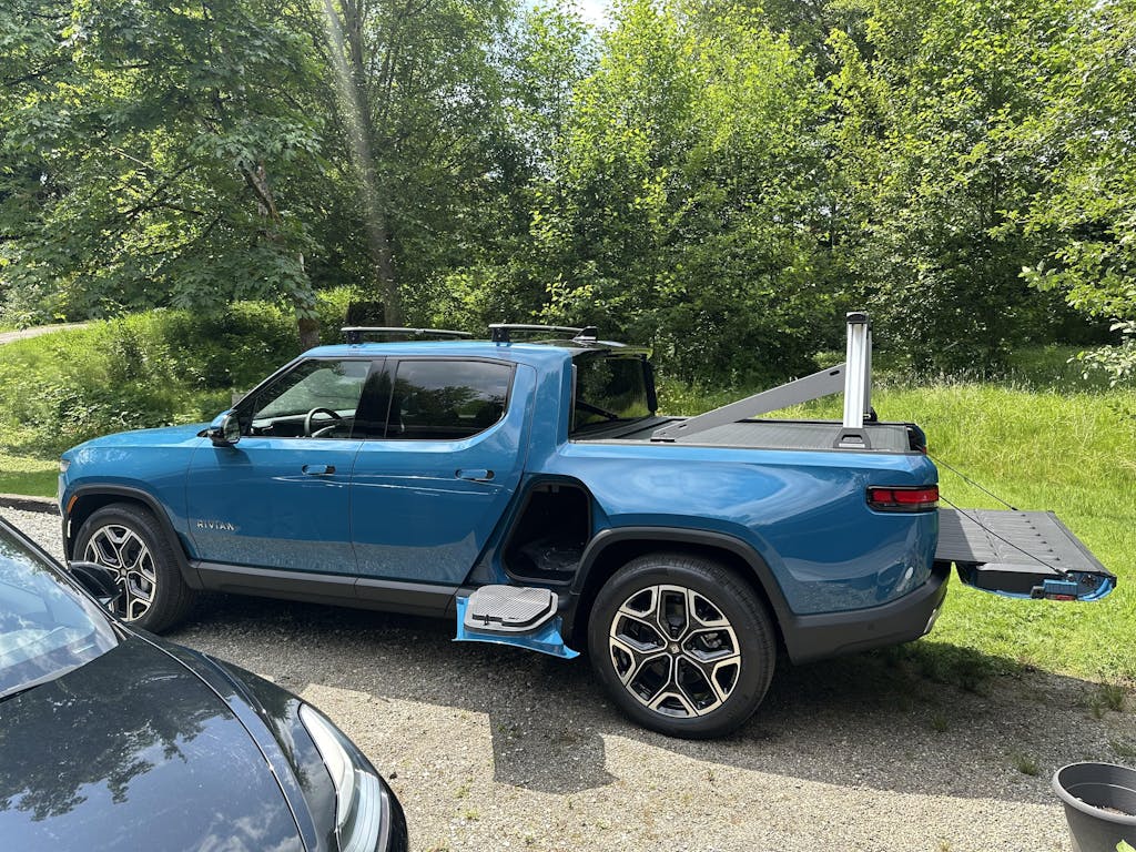 Kayak Crossbar Compatible With Rivian R1T – Range Industries