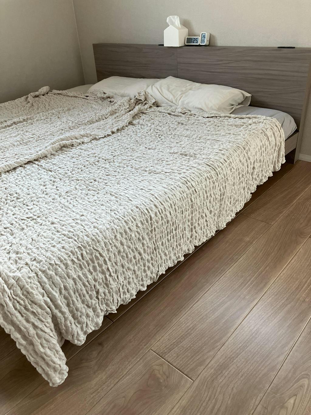 スリム棚付きすのこベッド 『Nocturne ノクターン』脚付き コンセント付き/スタイリッシュなシンプルモダンベッド|RASIK（ラシク）