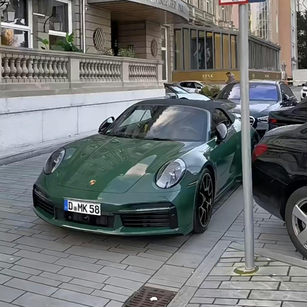 Gloss Vintage Racing Green Car Wrap – RAXTiFY