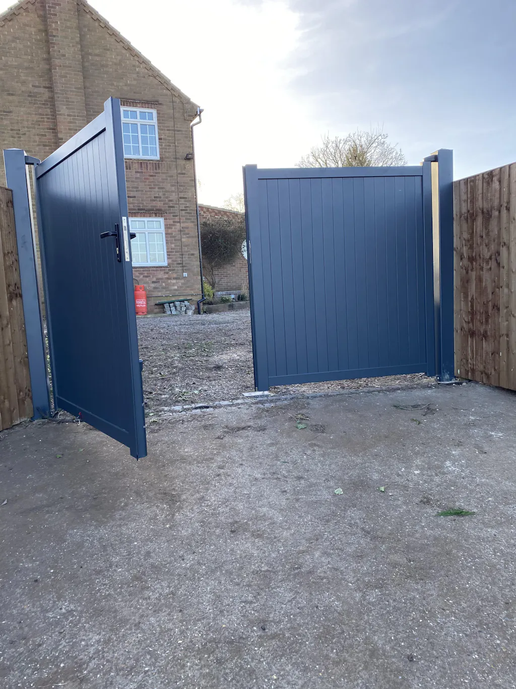 Aluminium Full Privacy Vertical Slat Driveway Gate | VertiScape