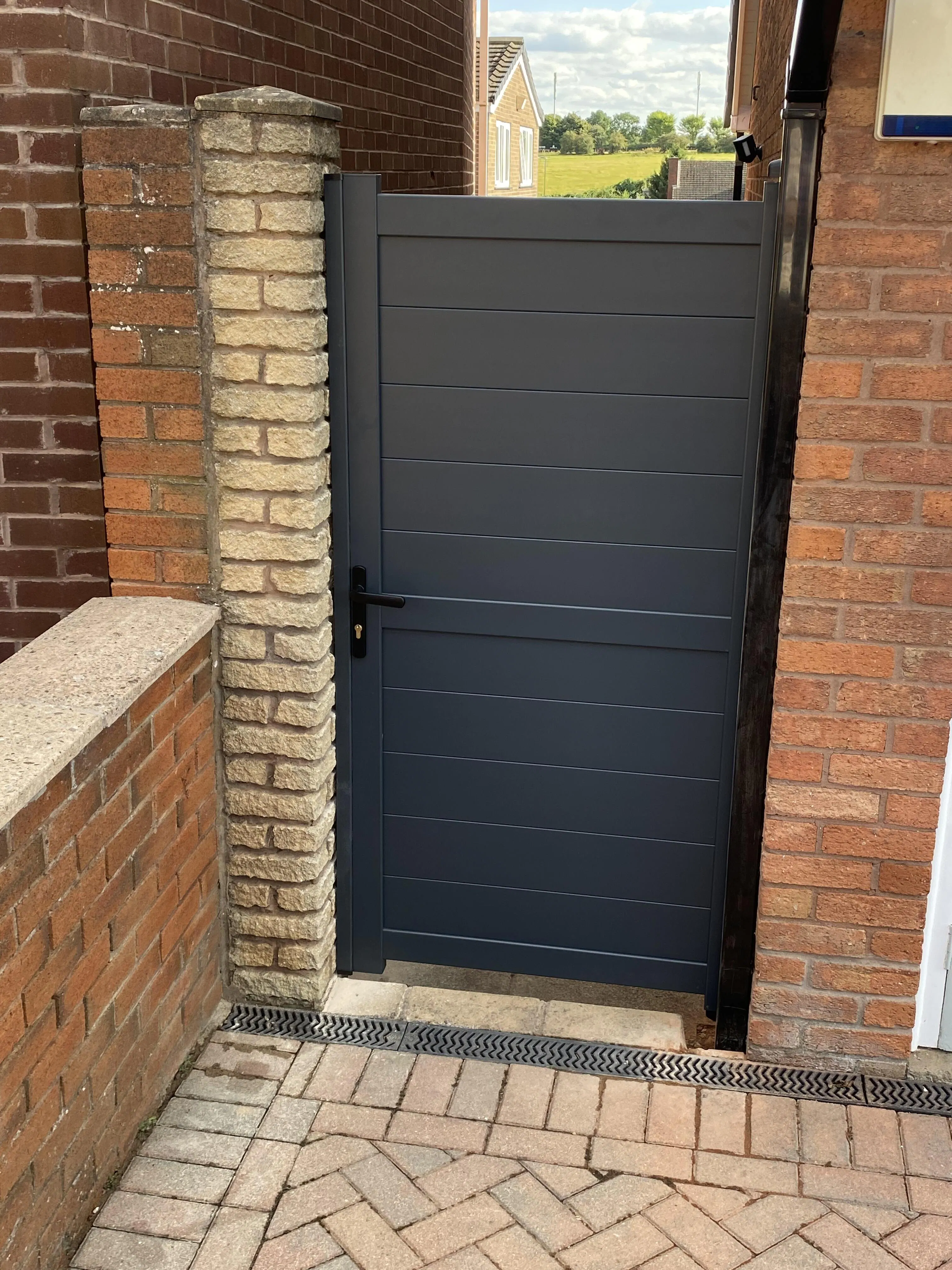 Aluminium Horizontal Slat Garden Gate | HorizonLine