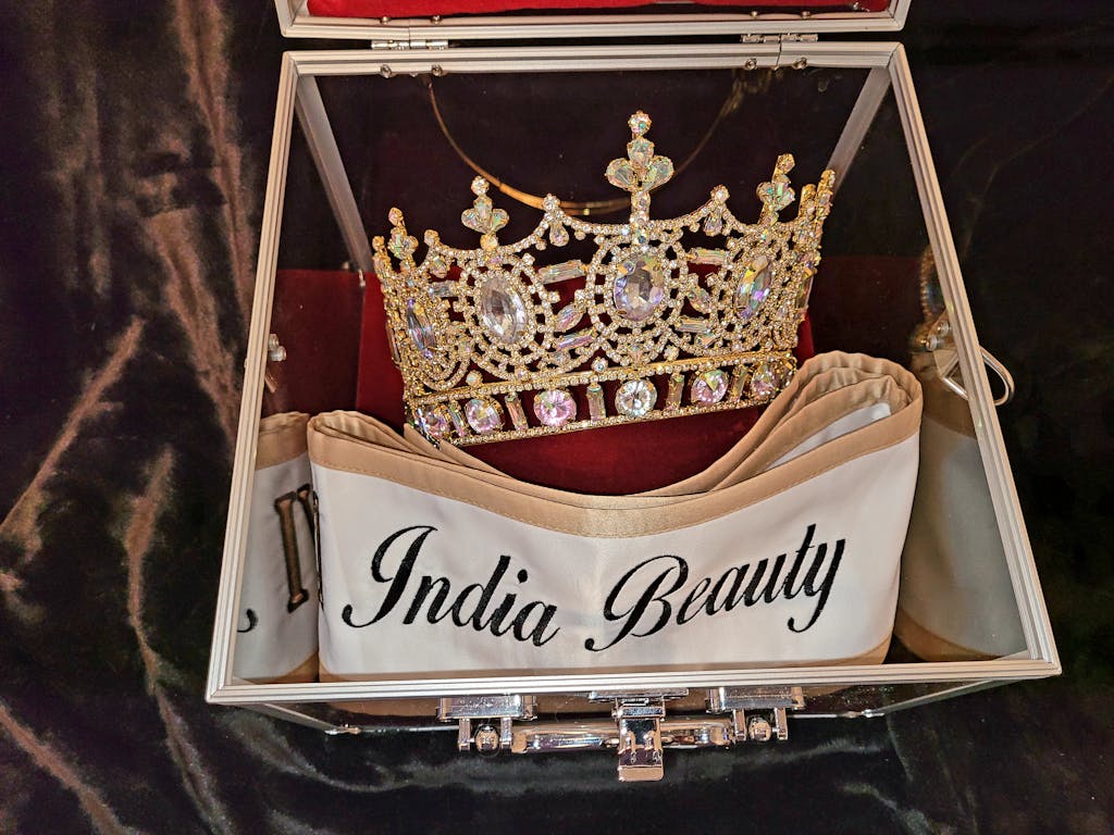 Medium Tiara / Crown Case - Burgundy Interior with Strap #16669