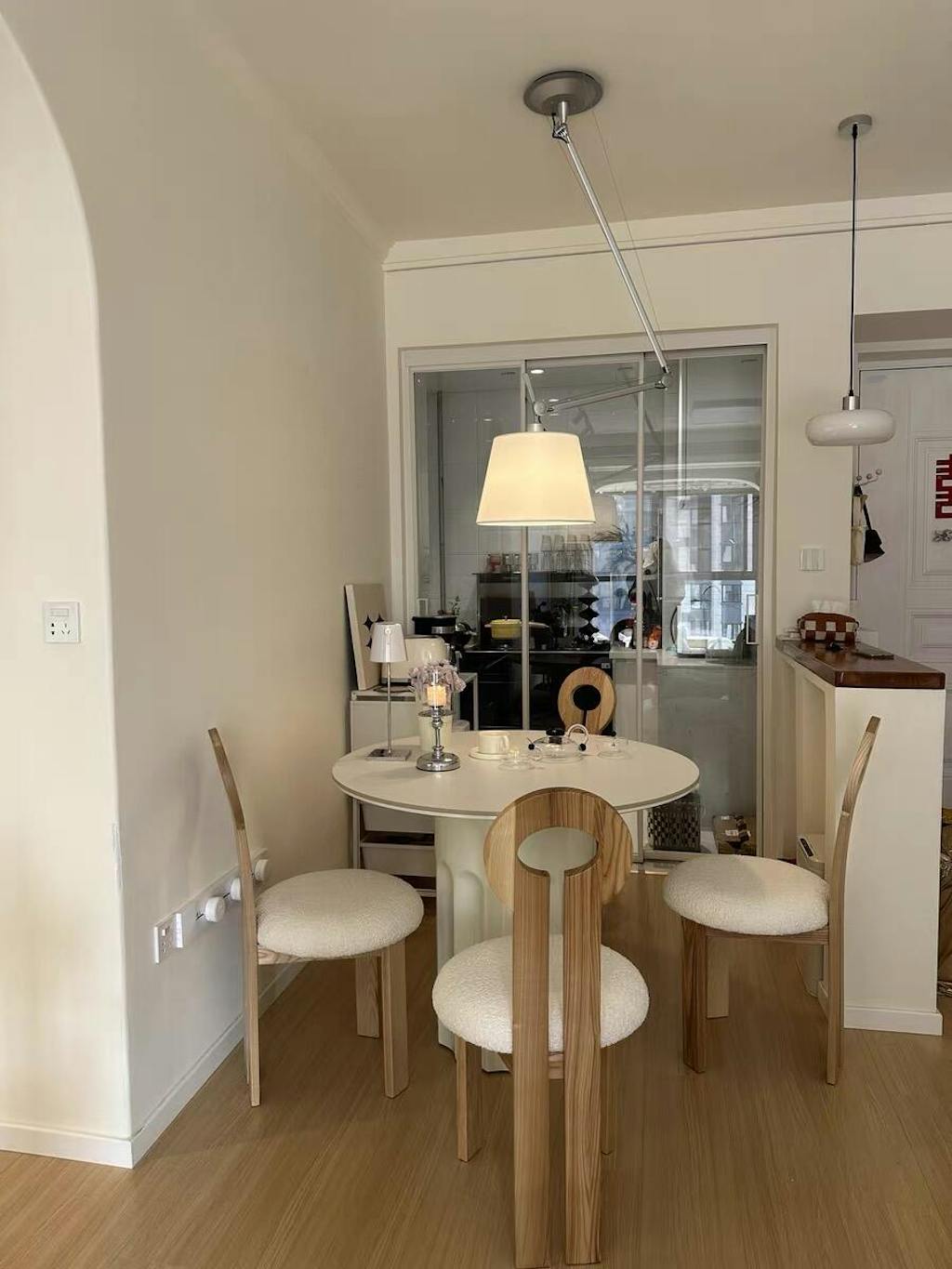 Heman Round Dining Table, White & Cream – Rit Concept