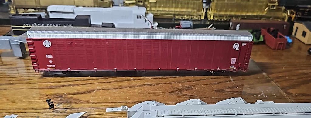 ATSF #700122 SAFE-PAK, BI-LEVEL, HIGH ROOF, CLAM SHELL END DOORS – Roka Models