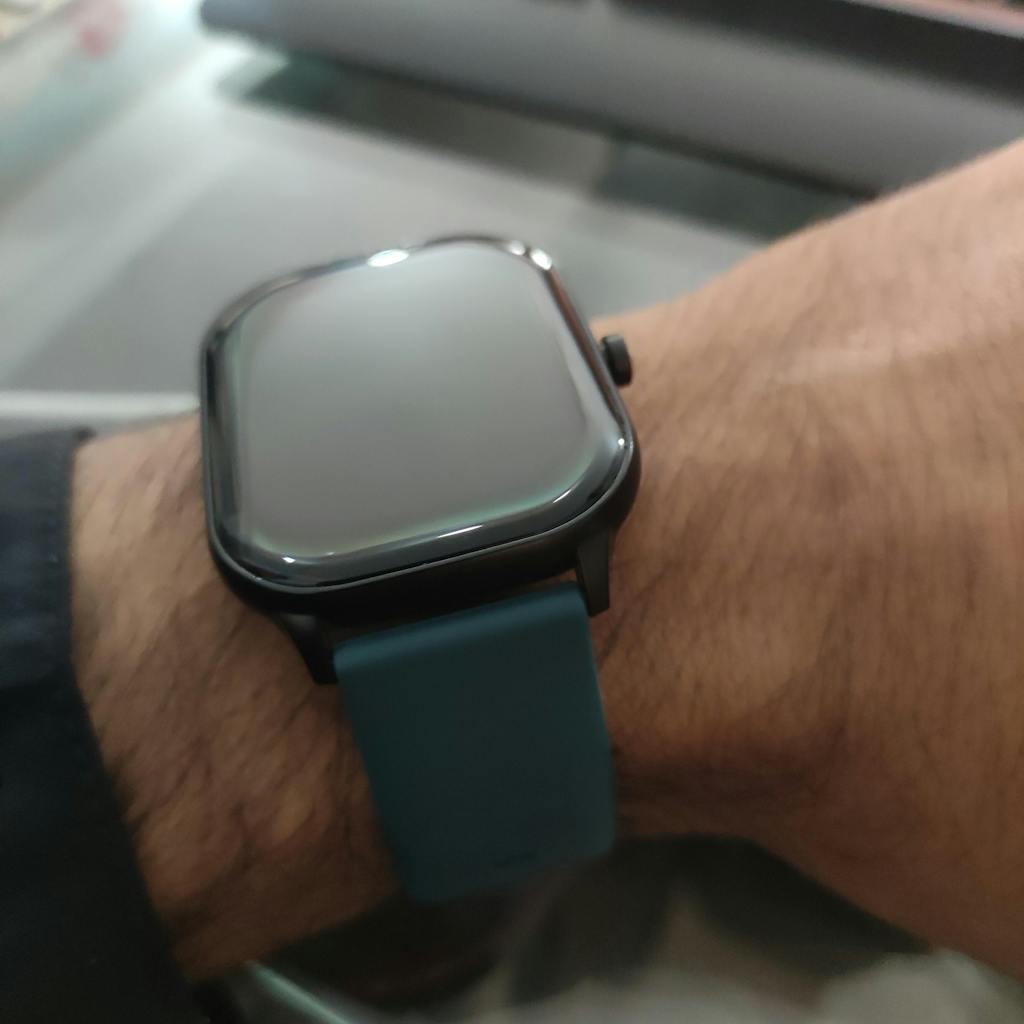 R-06 Smart Watch