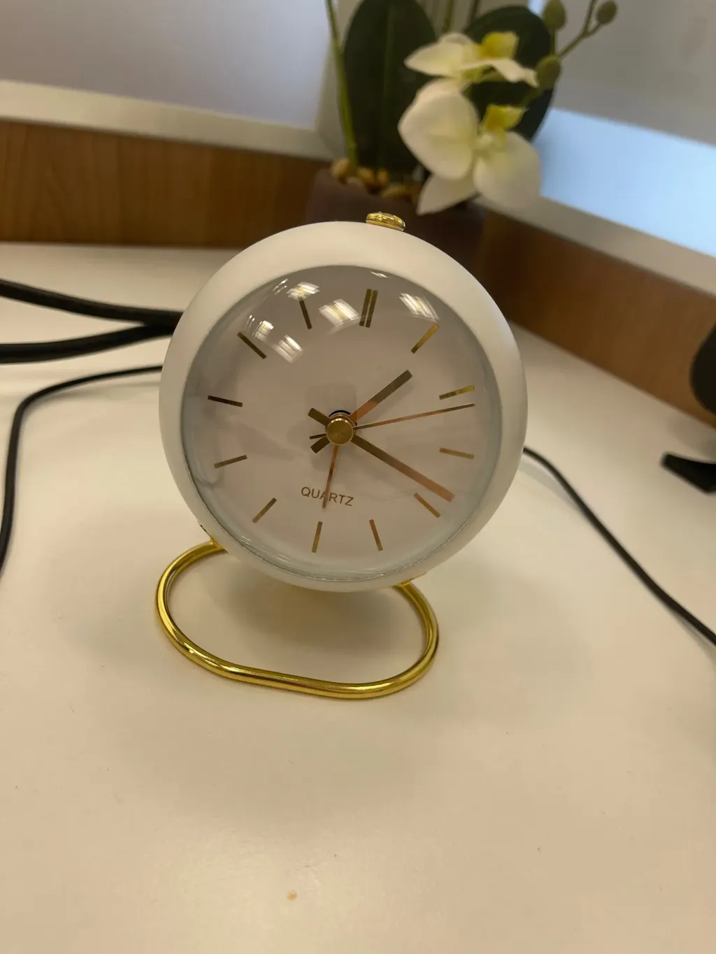Minimalist Round Table Clock