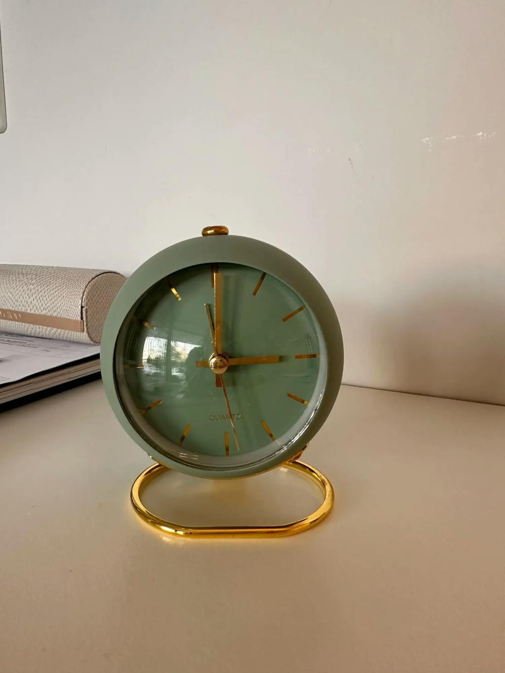 Minimalist Round Table Clock