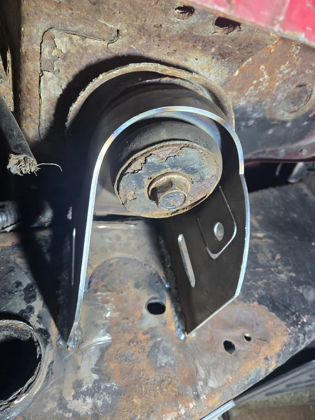Rust Buster Front Cab/Body Mount For 1999-2014 GM Truck & SUV RB7324