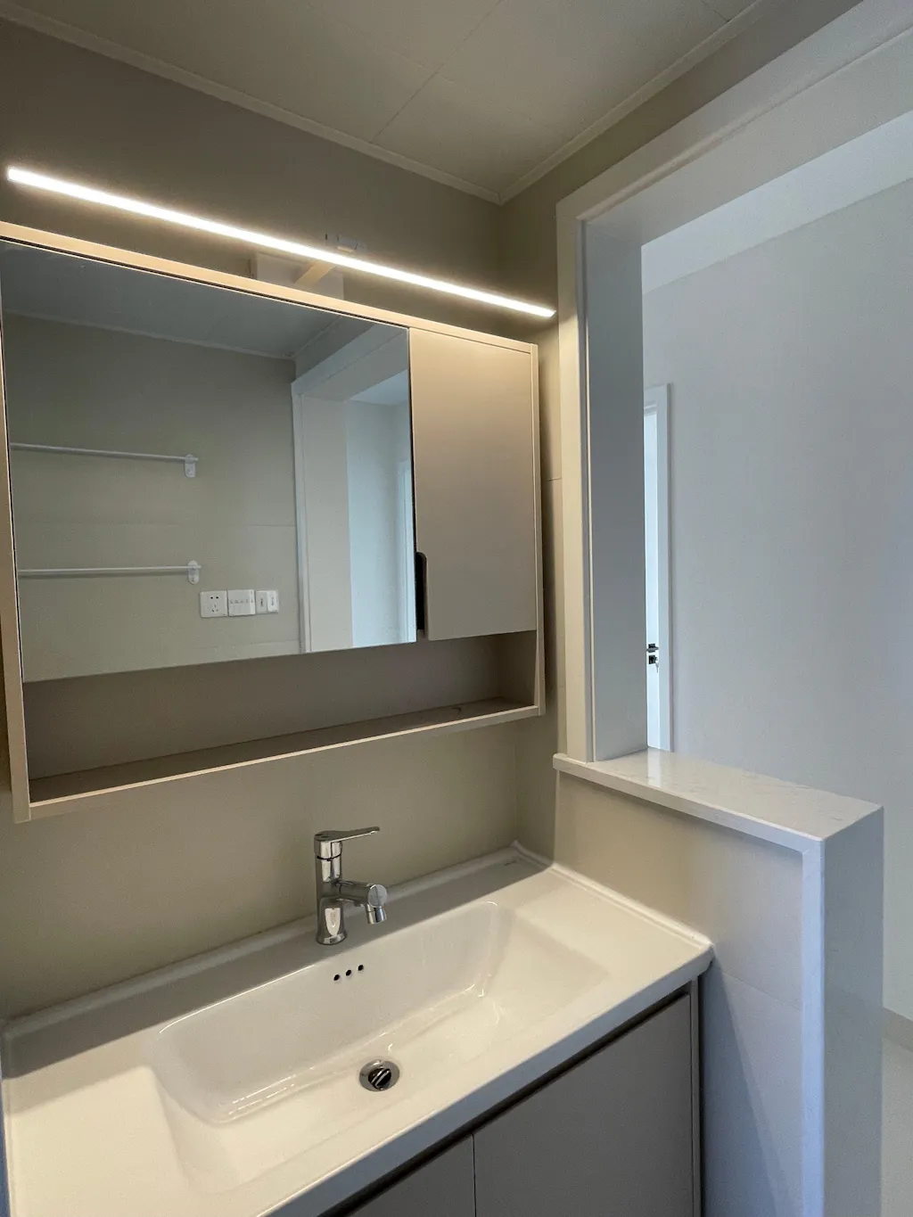 Linear Bathroom Wall Light – SamuLighting
