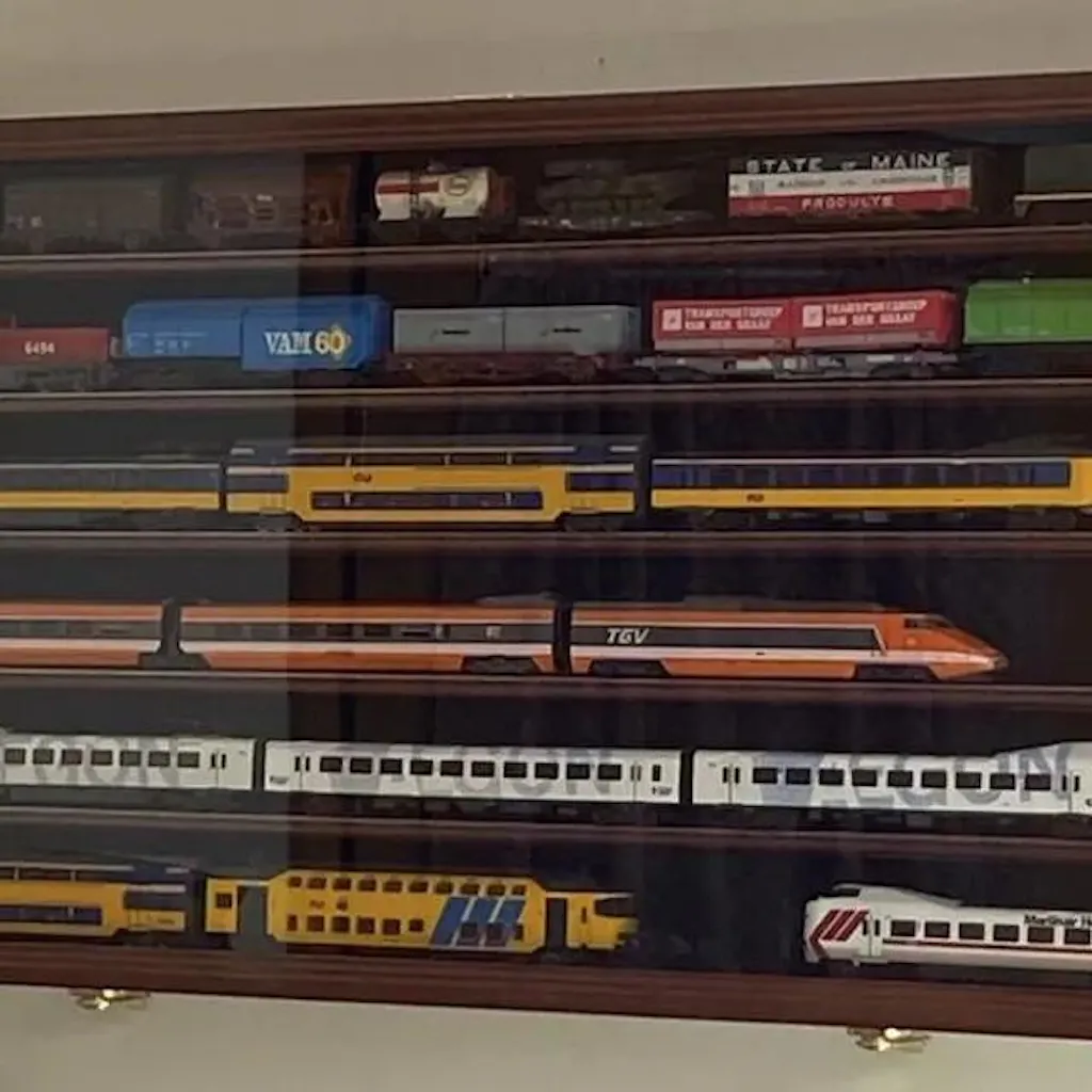 HO Scale Train Display Case Cabinet
