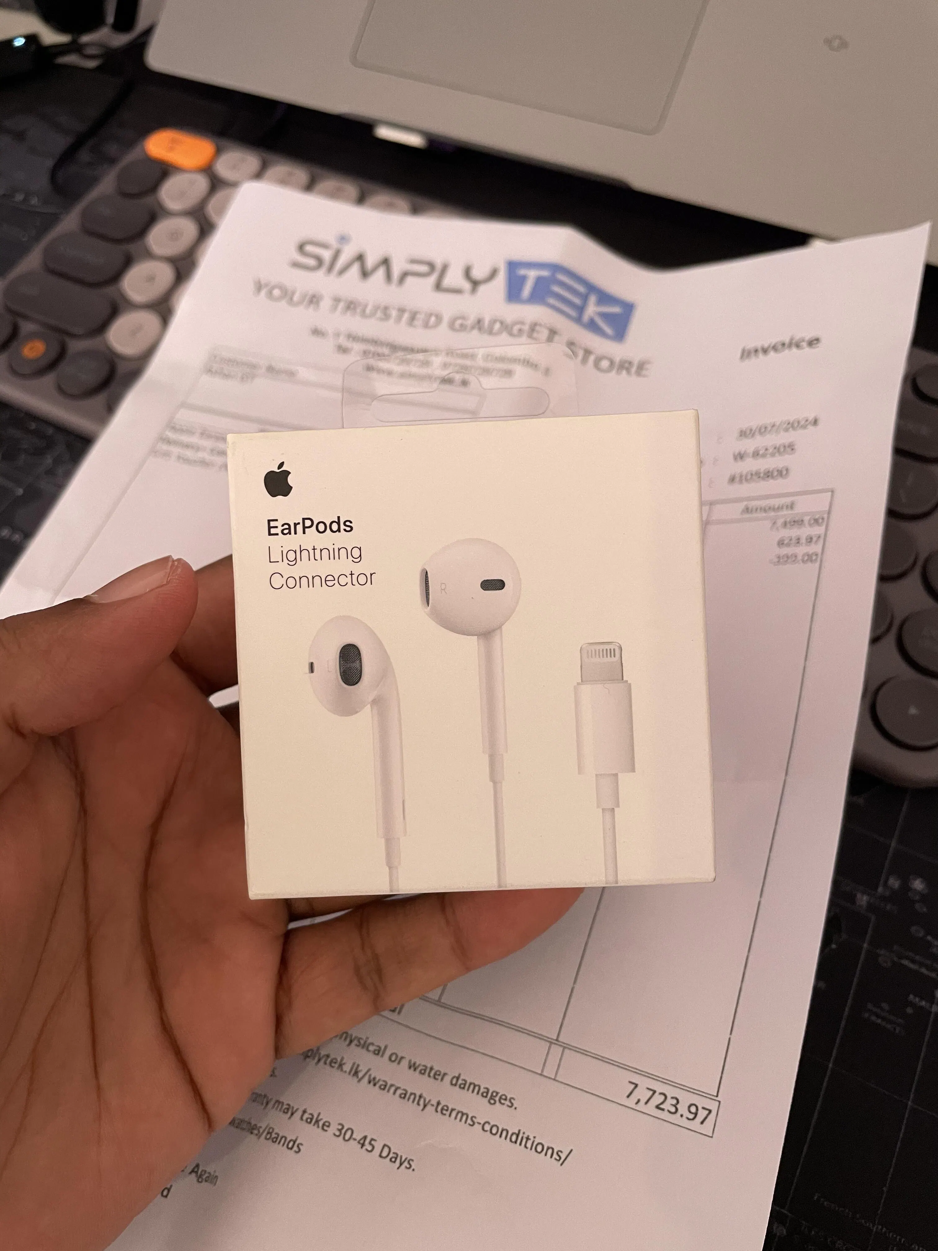 Apple Wired Earphone with Lightning Connector (EarPods) – SimplyTek