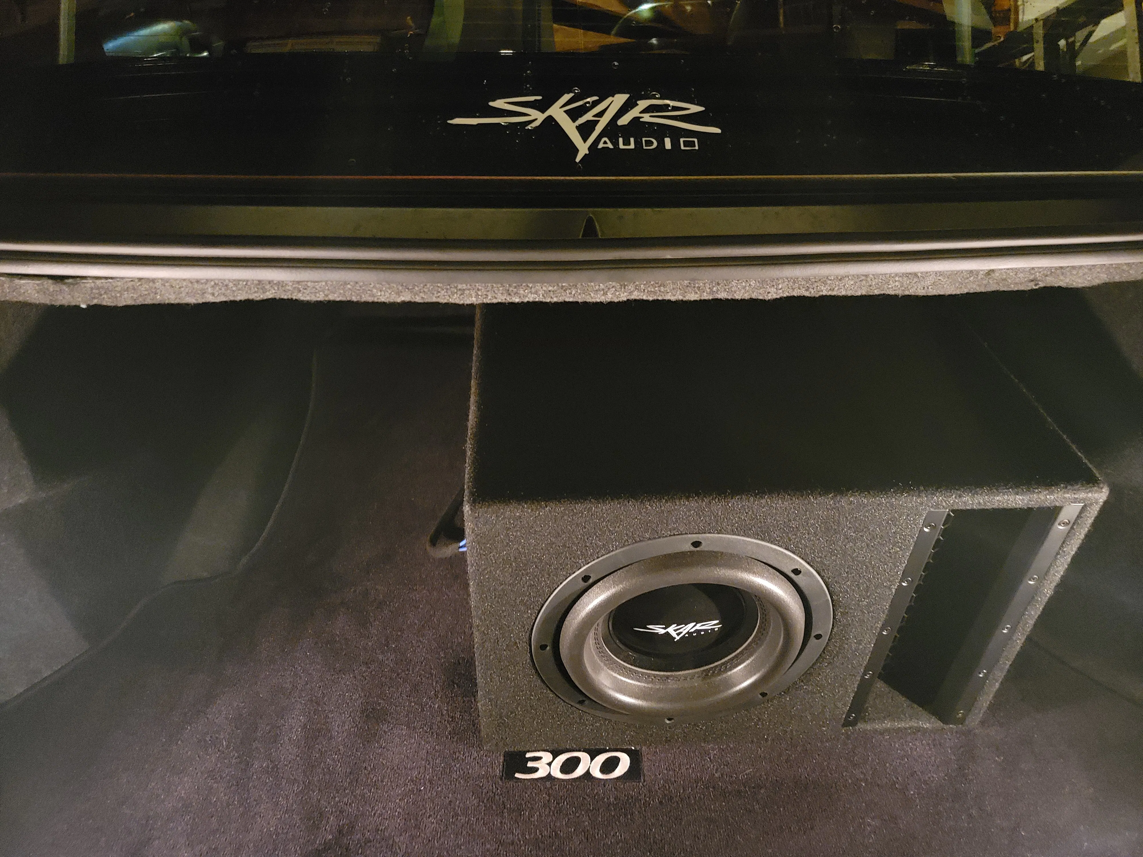 Skar Audio - Single 10" 2,000 Watt Loaded Subwoofer Box & Amplifier