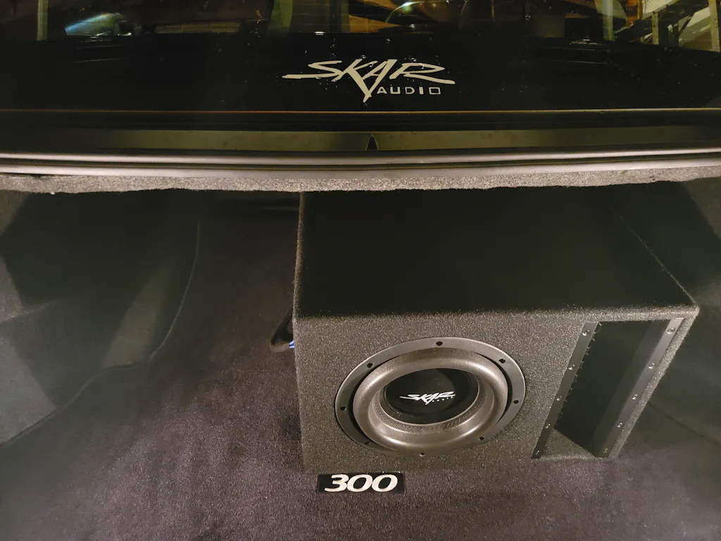 Skar Audio - Single 10" 2,000 Watt Loaded Subwoofer Box & Amplifier