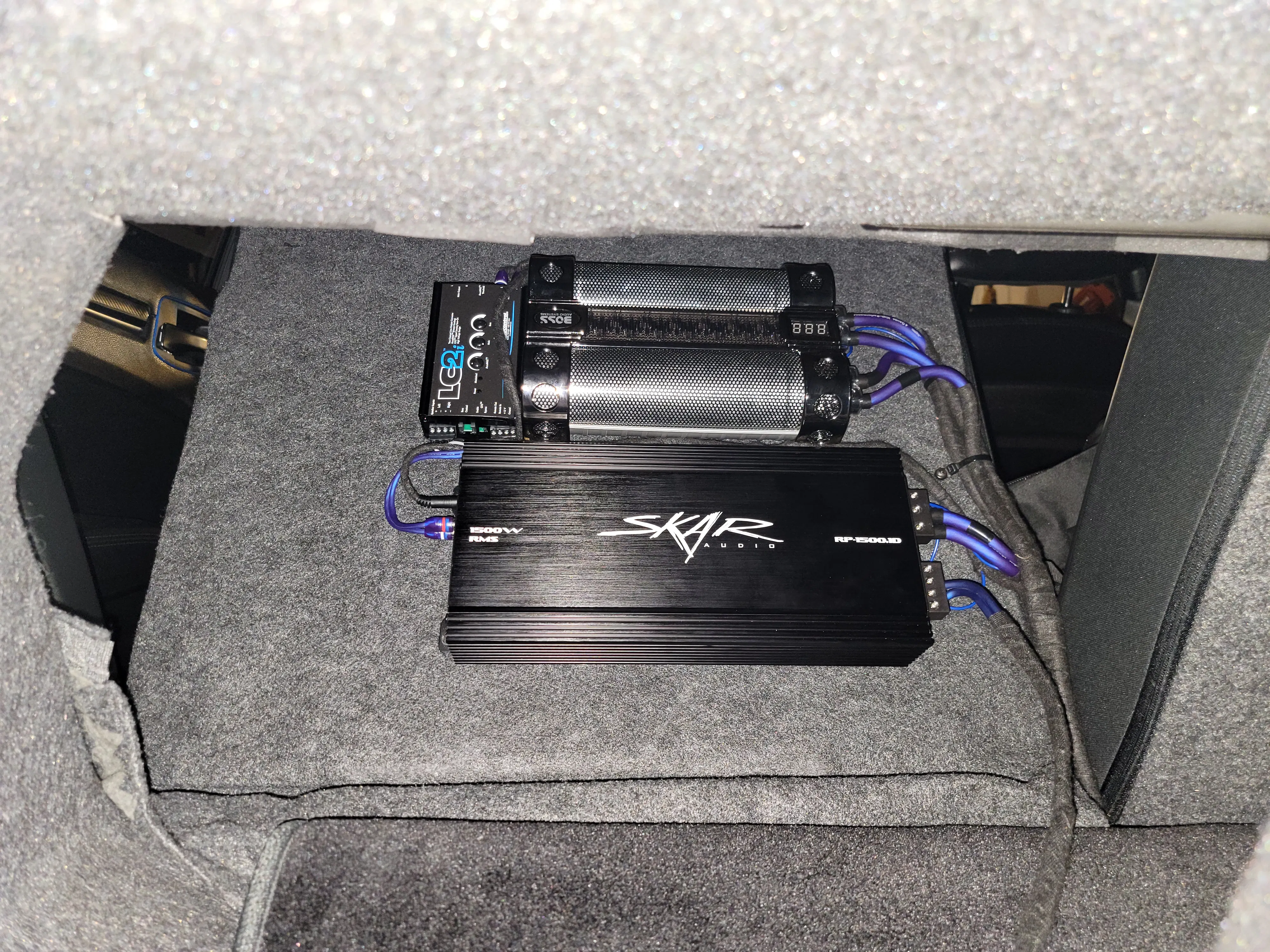 Skar Audio - Single 10" 2,000 Watt Loaded Subwoofer Box & Amplifier