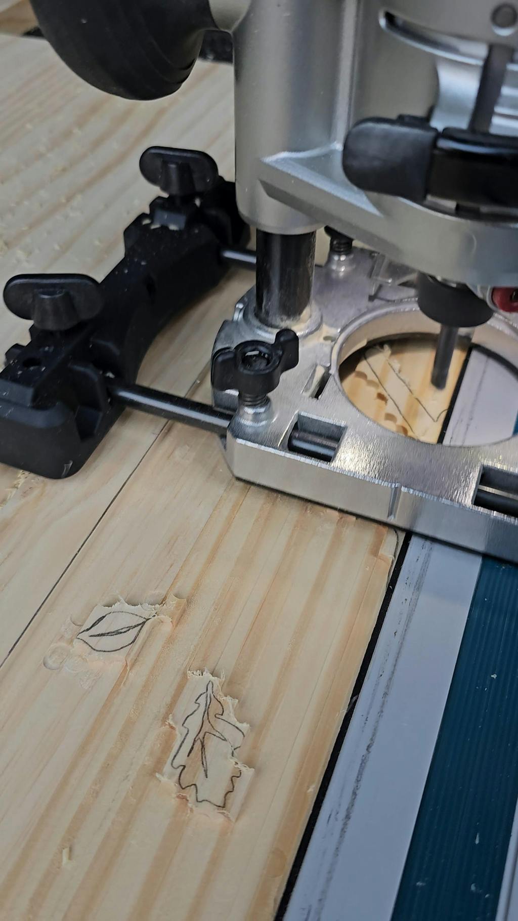 THE DIFFERENCE BETWEEN UPCUT AND DOWNCUT CNC ROUTER BITS