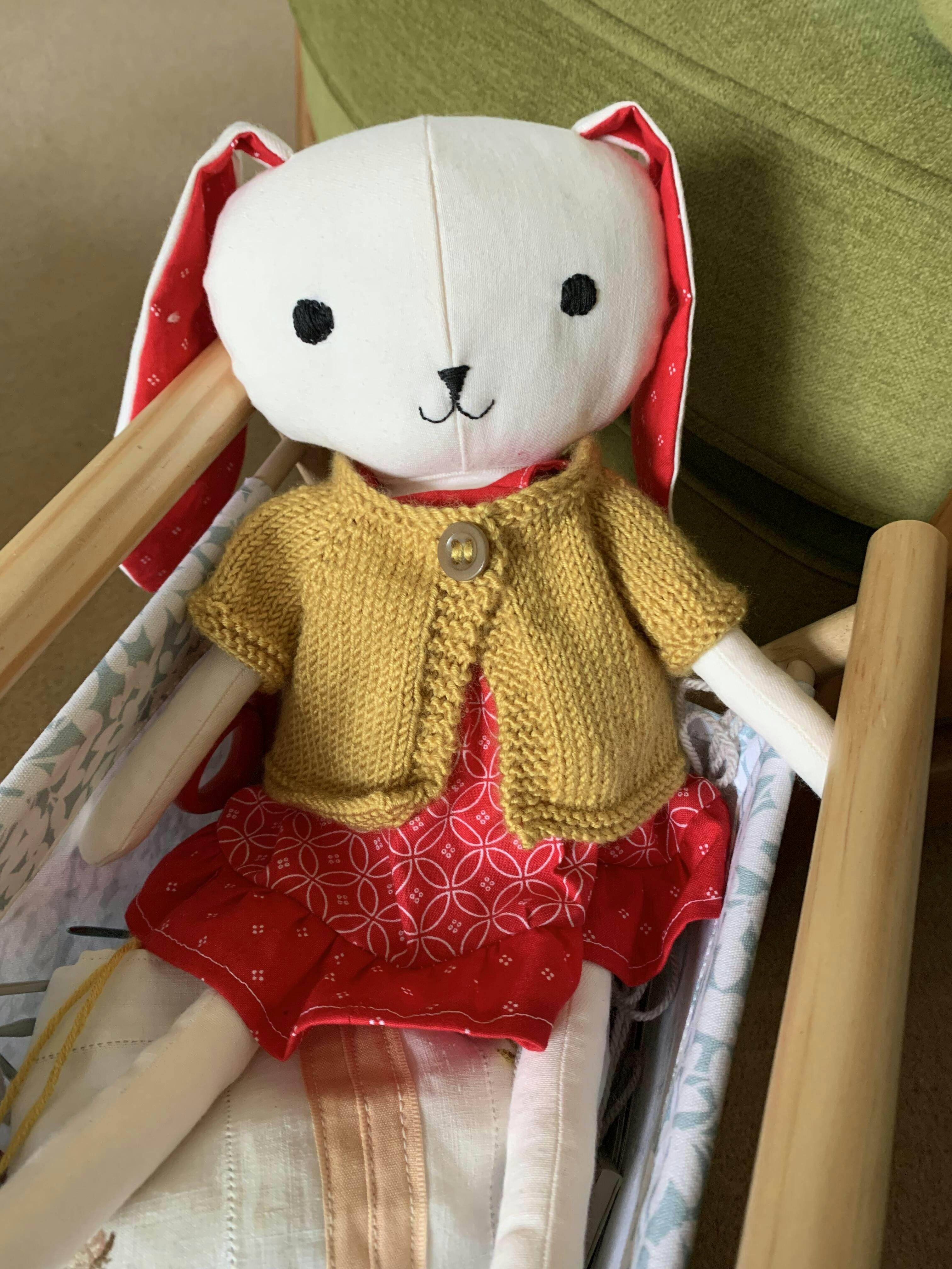 Bella cardigan doll knitting pattern – Studio Seren