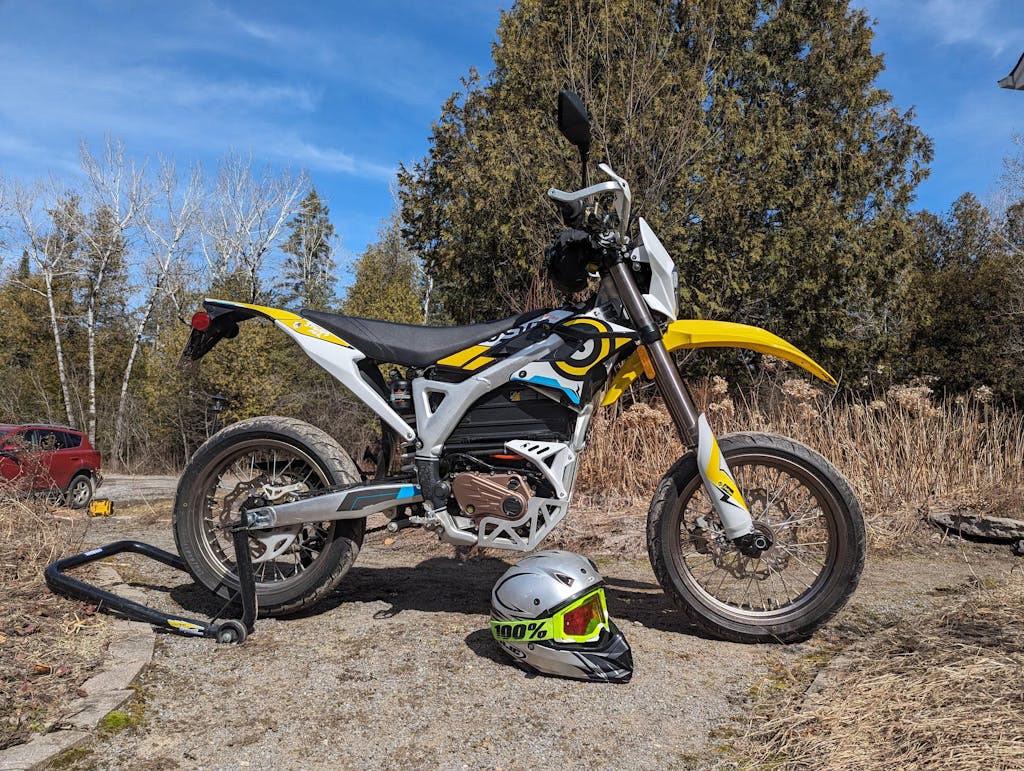 Storm Bee Dashboard Display — Surron Canada