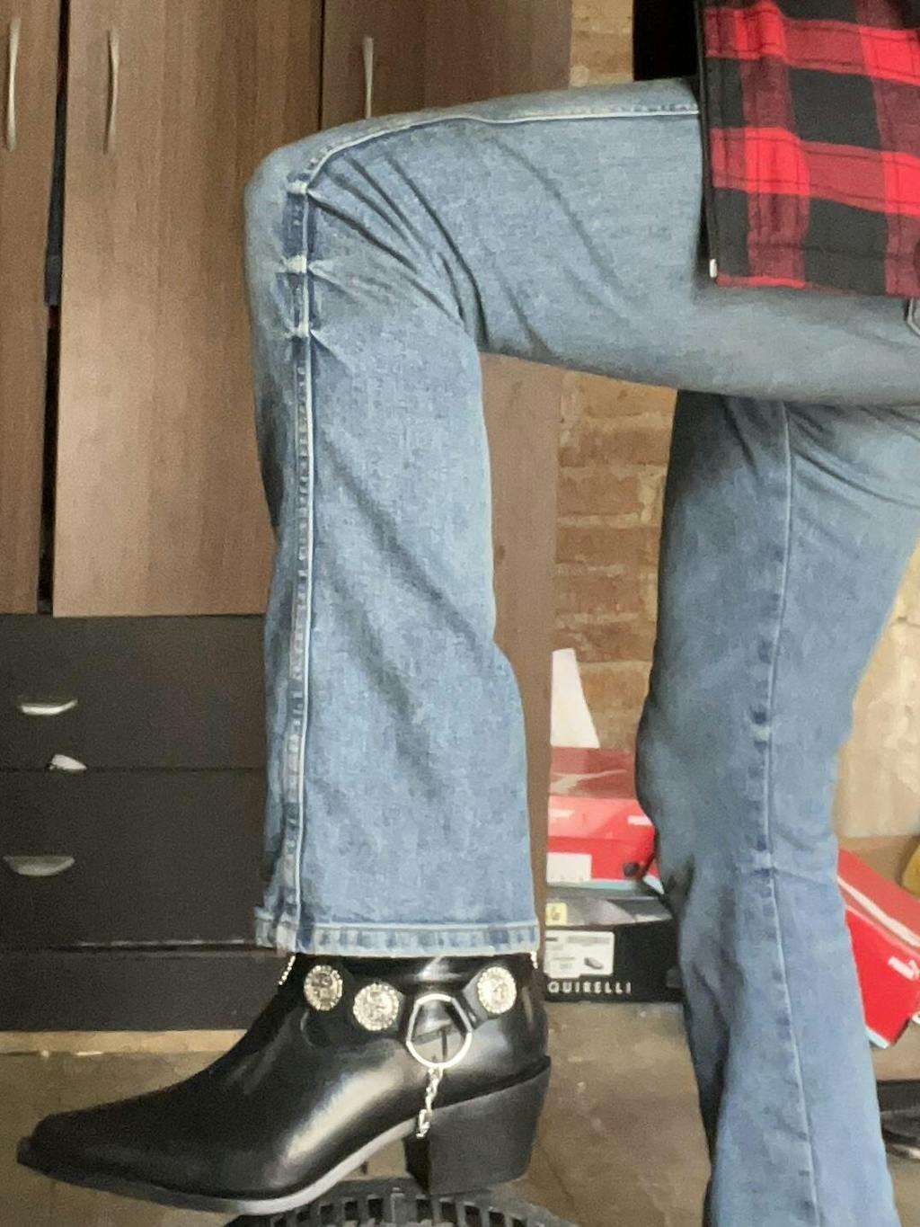 Bota chelsea negra fabricada en piel con arnés para hombre | Thoro ...