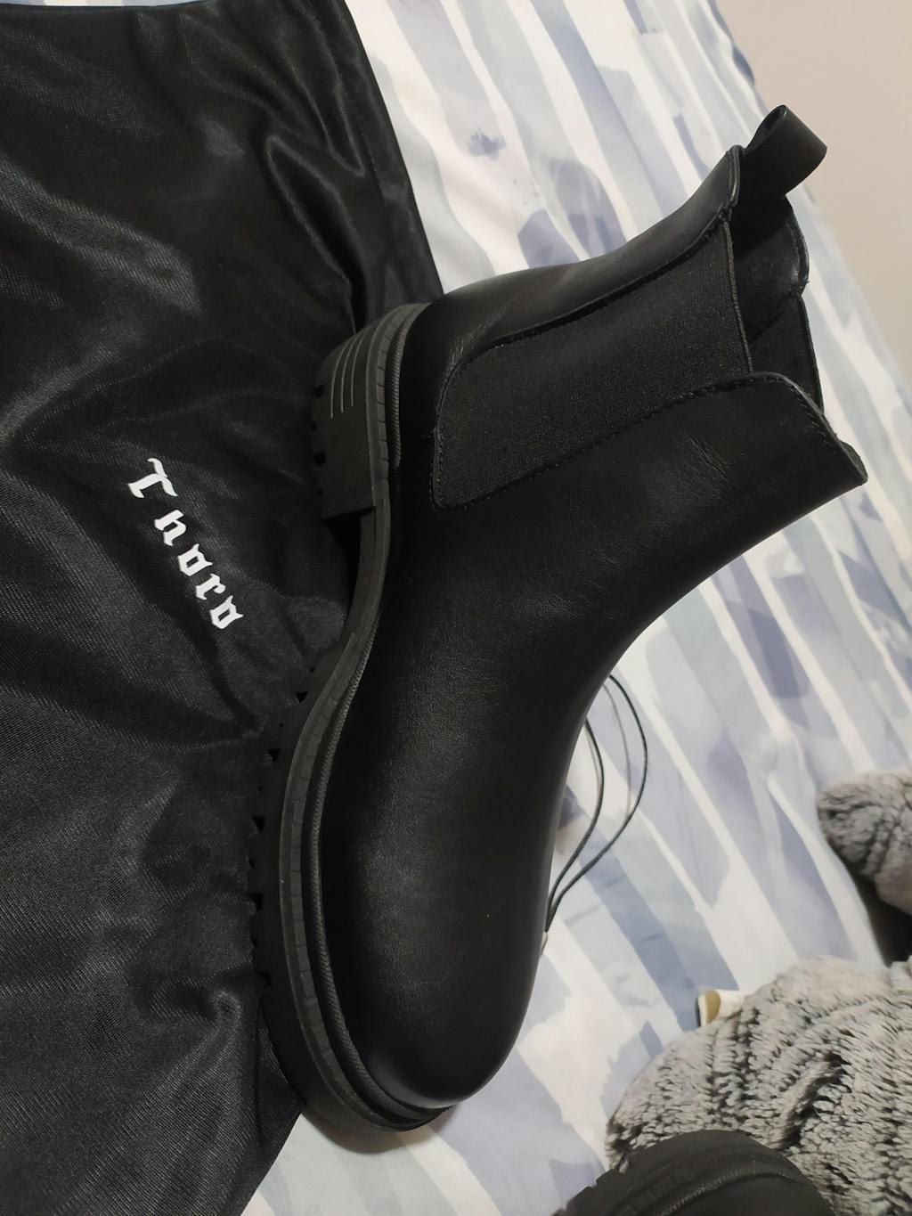 Bota chelsea de piel color negro y suela gruesa para hombre | Thoro ...