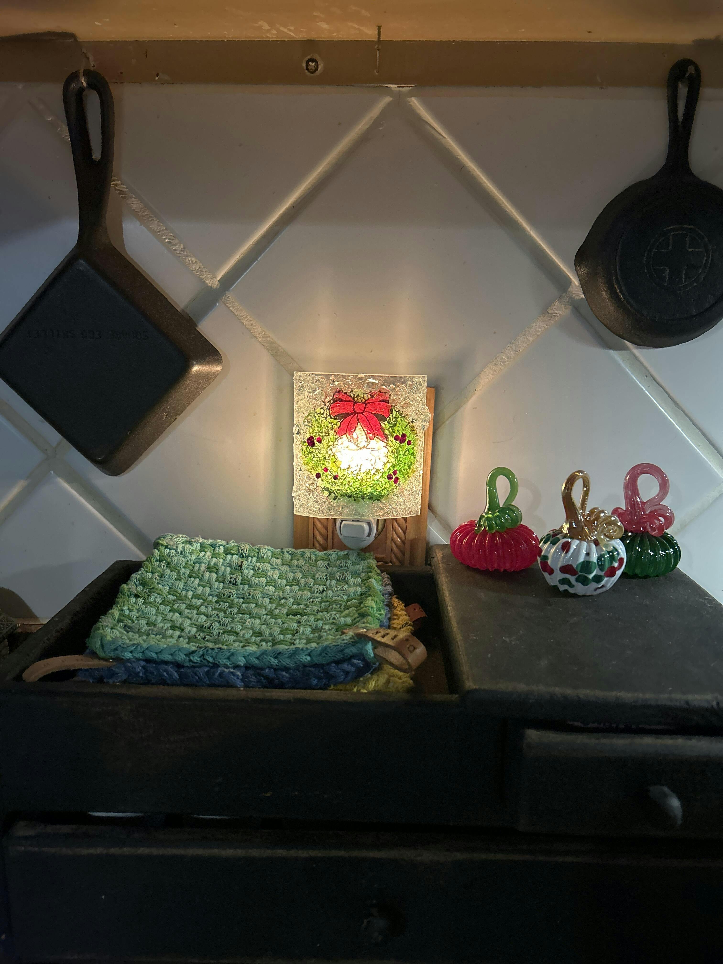 Recycled Glass Holly Wreath Nightlight | Uno Alla Volta