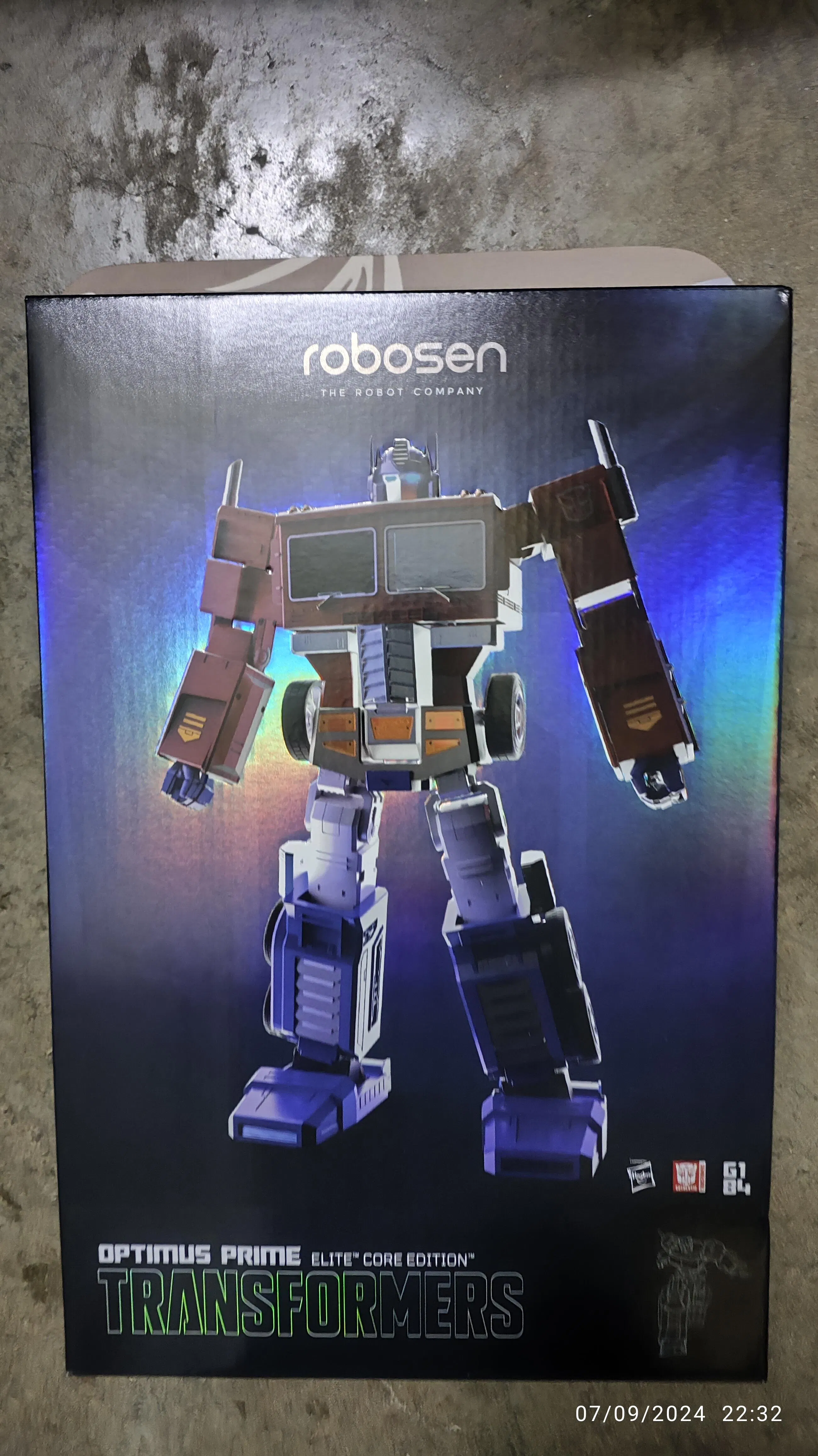 Robosen Elite Optimus Prime Auto-converting Robot | Robosen US