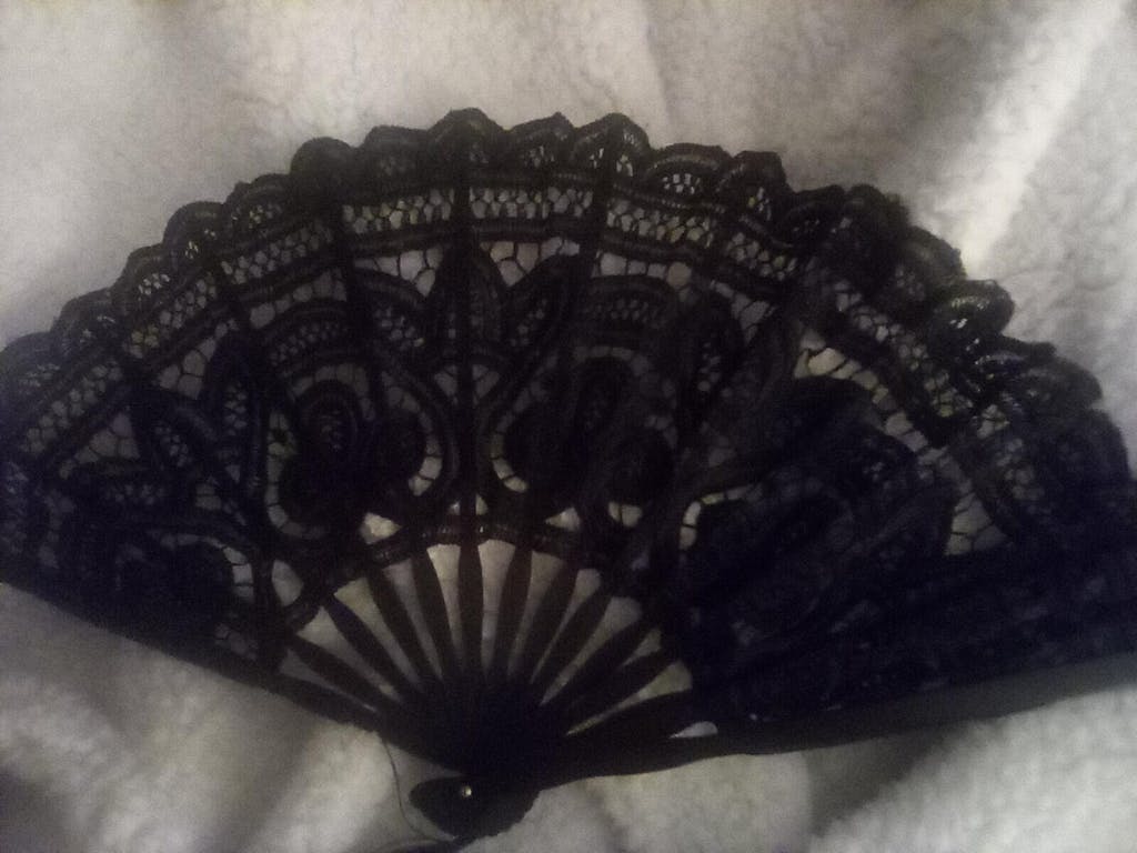 Lust for Lace Hand Fan – VampireFreaks