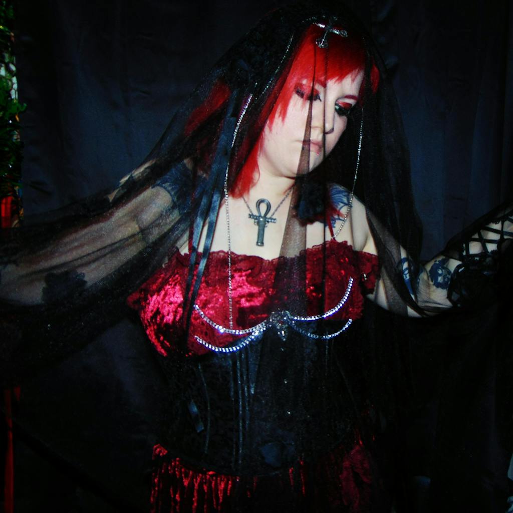 Nymph Embroidered Gloves – VampireFreaks