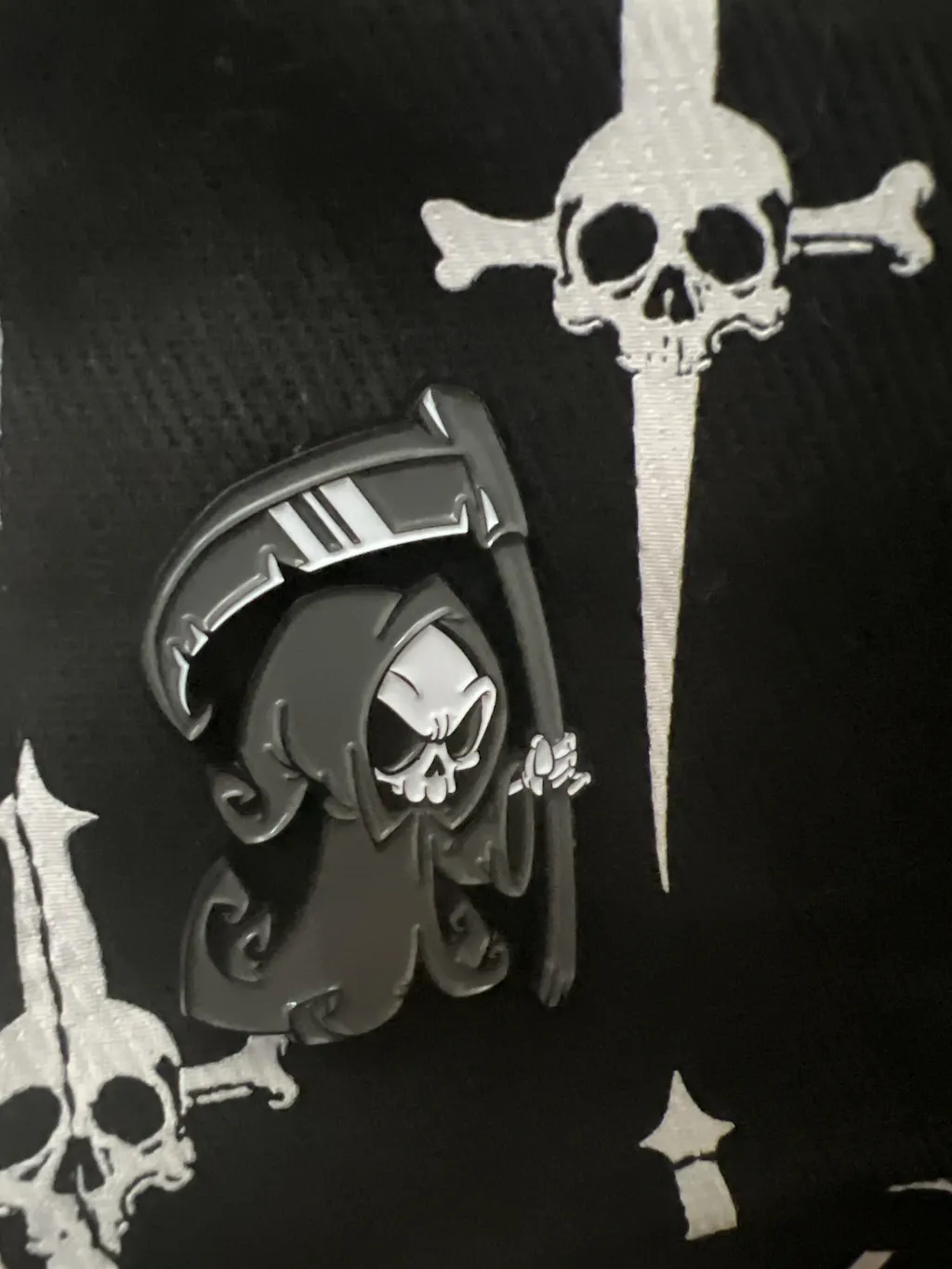 Grim Creeper Enamel Pin – VampireFreaks